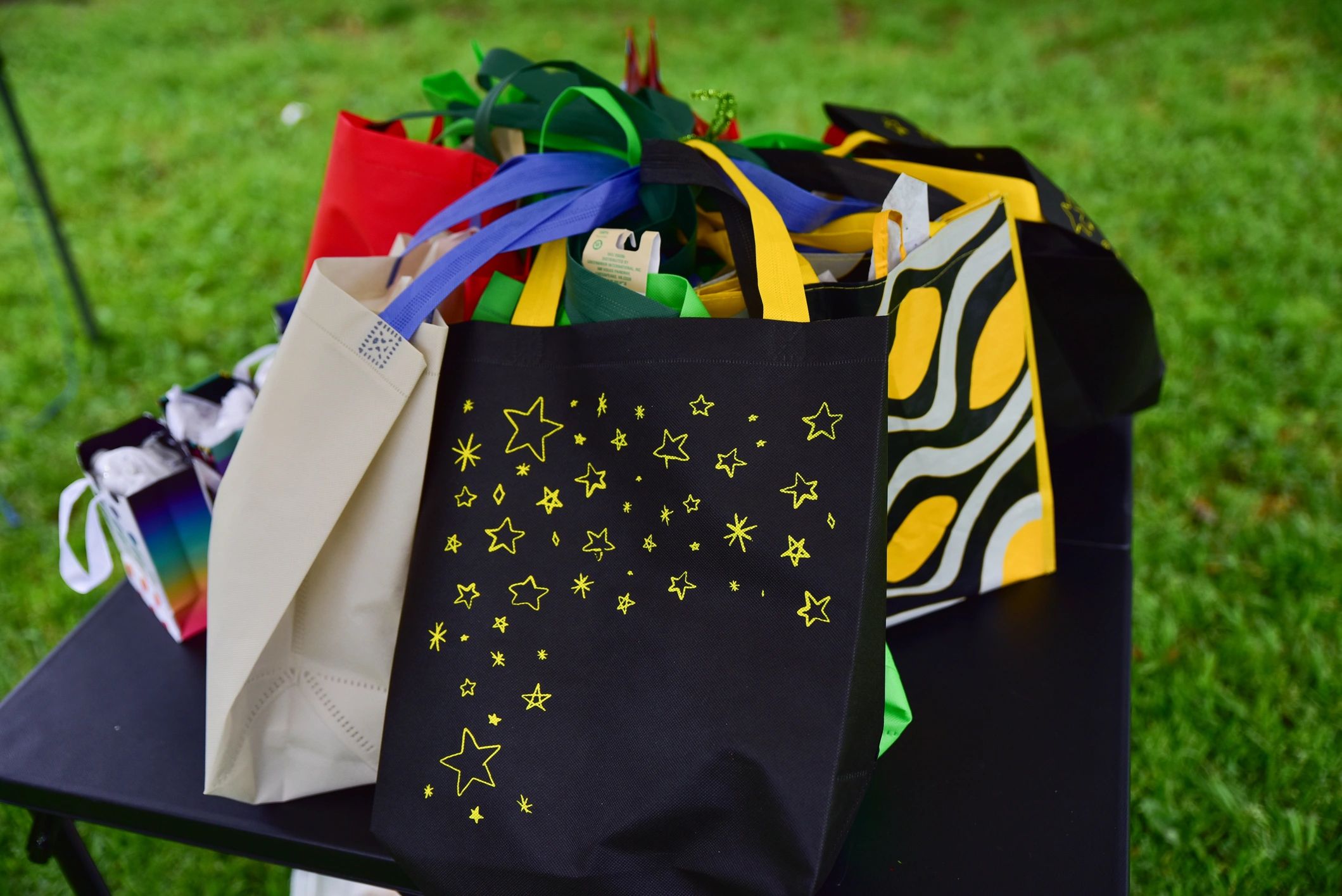 Nonwoven Shopping Bags Manufacturer (function(w,d,s,l,i){w[l]=w[l ...