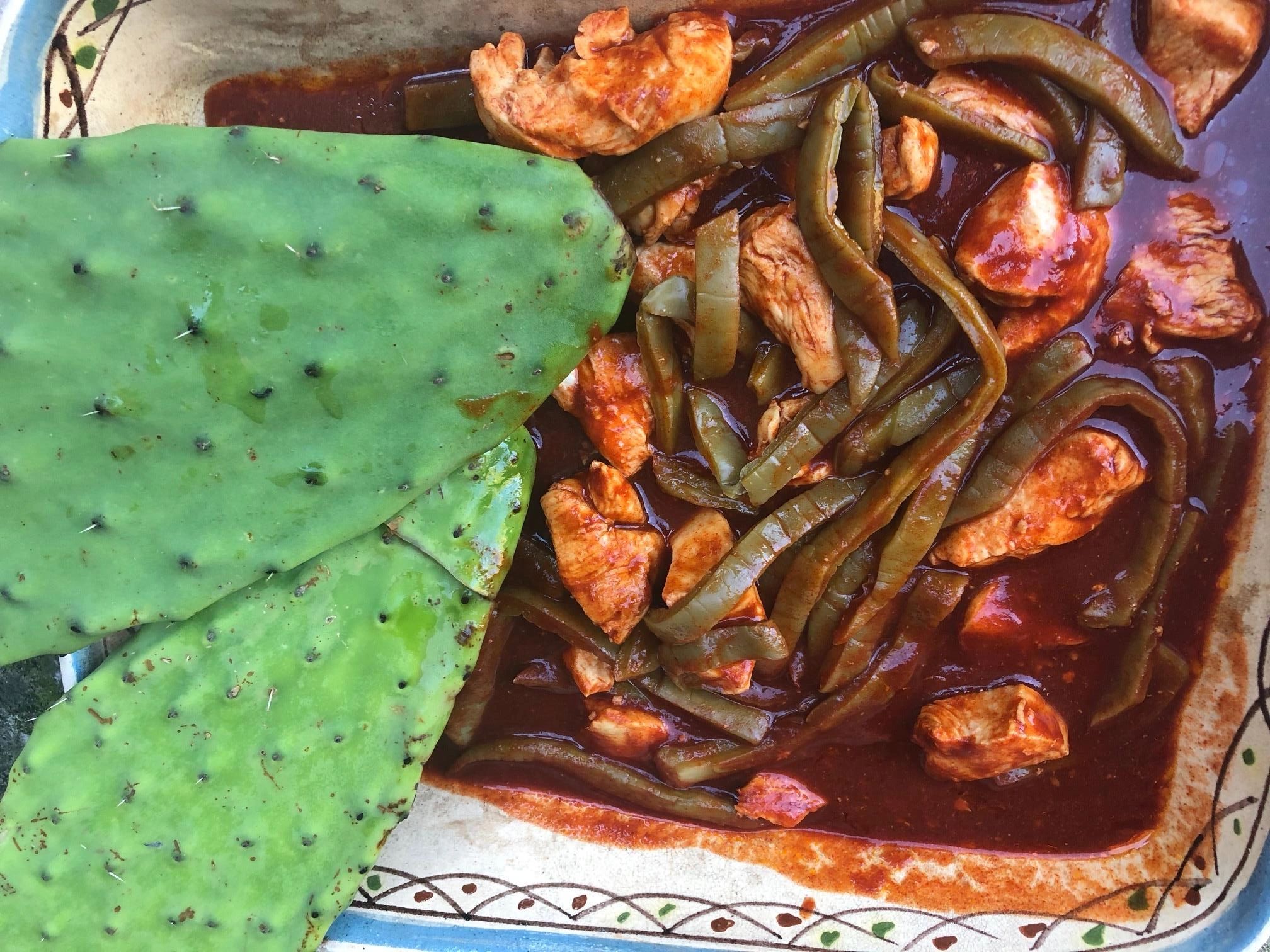 CHILI COLORADO CON POLLO Y NOPALES