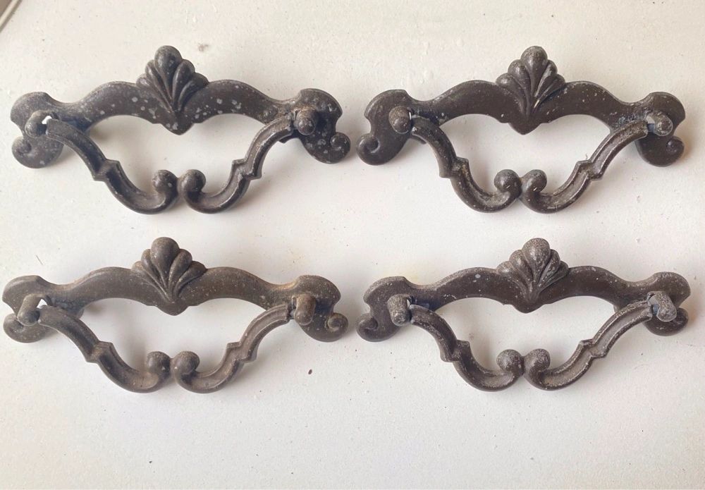 4 Antique Metal Shell Design Hanging Pulls