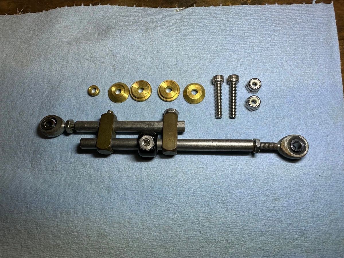 Edelbrock Progressive/1 to 1 dual quad linkage kit