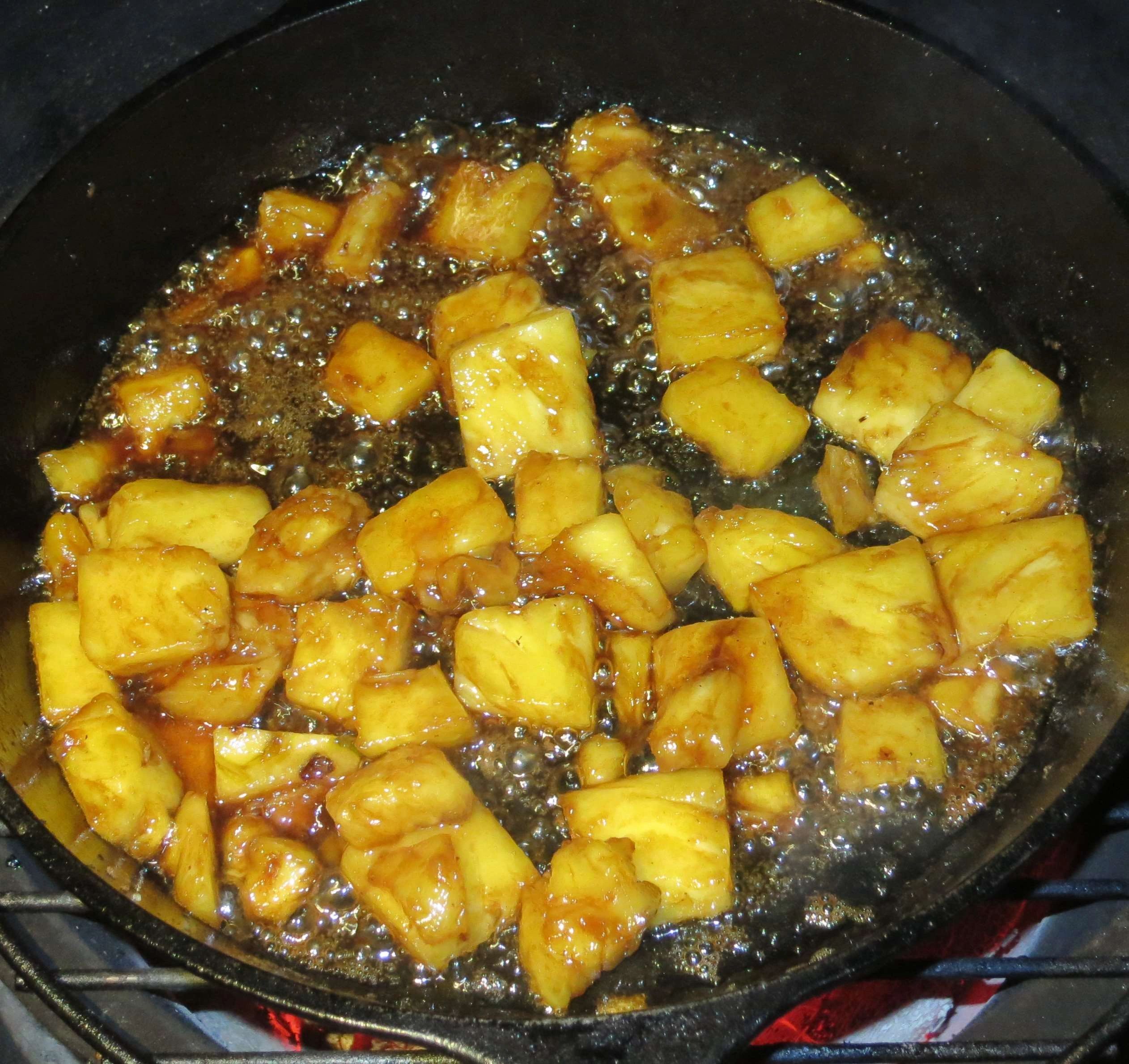 You need a great dessert: sautéed and flambéed pineapple