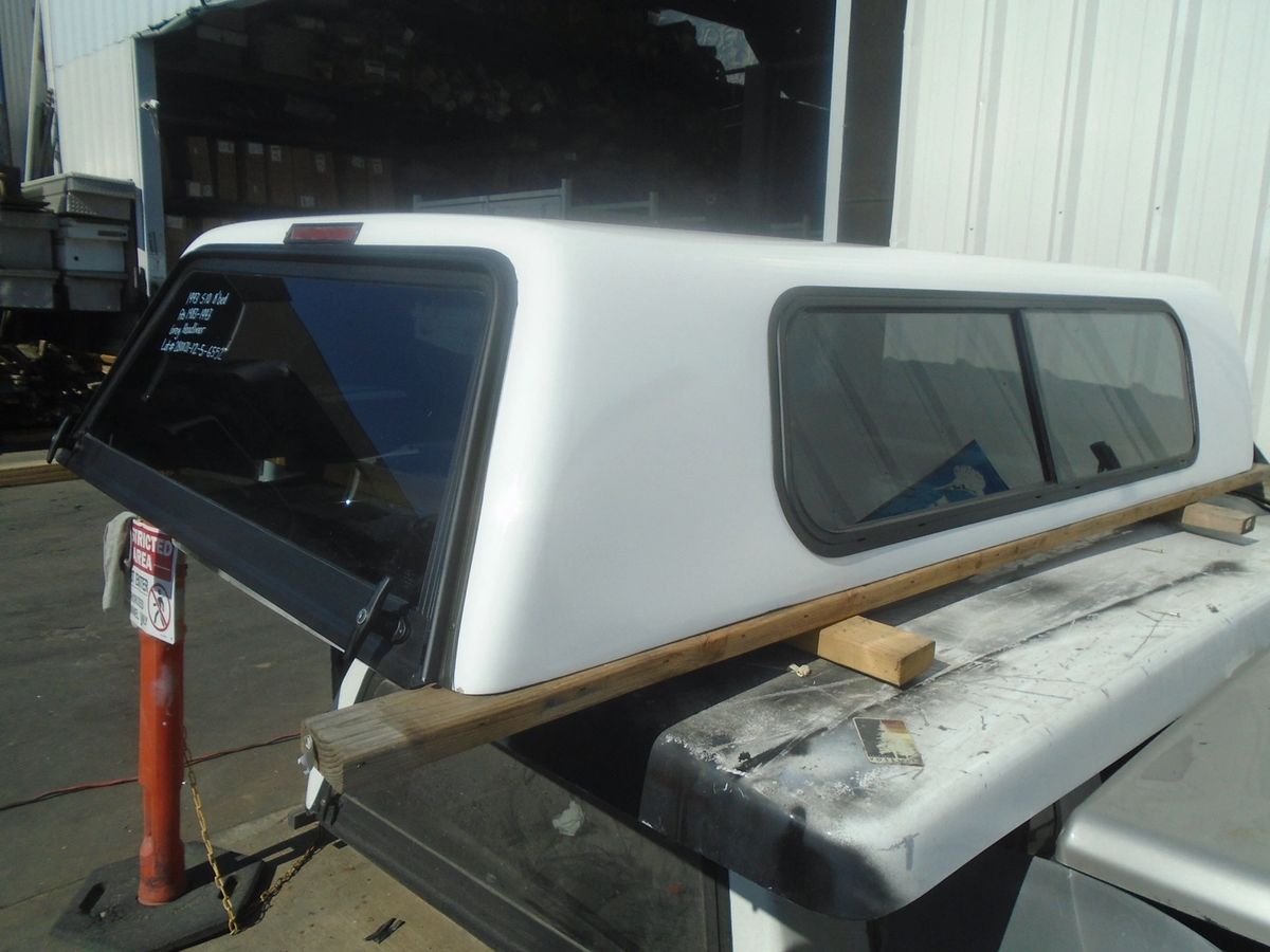 LOT #280021-12-5-6552 / CHEVY S10 8' Bed. Camper Shell. Fits 1994-2003 ...