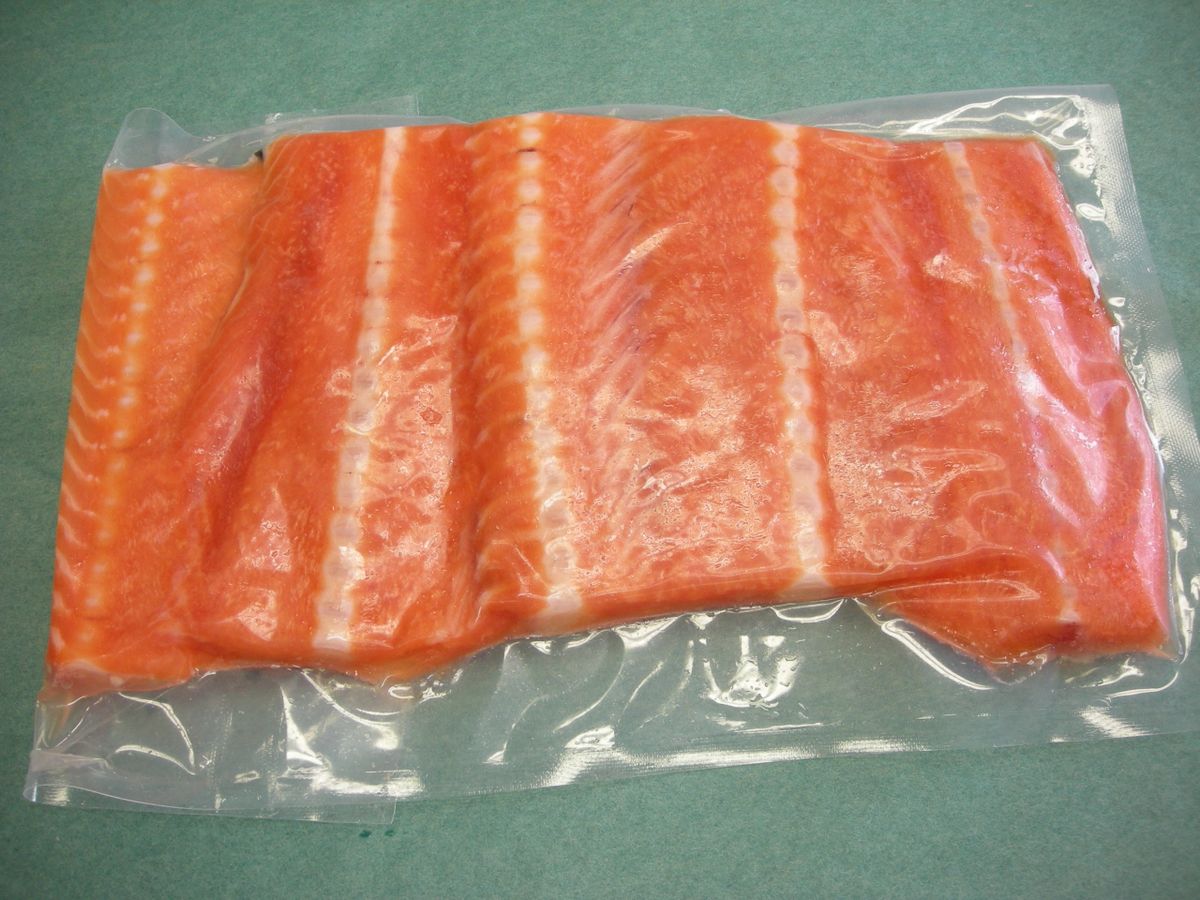 塩付けサーモン身付き背骨 (中落ち) - Salted Salmon Back Bone