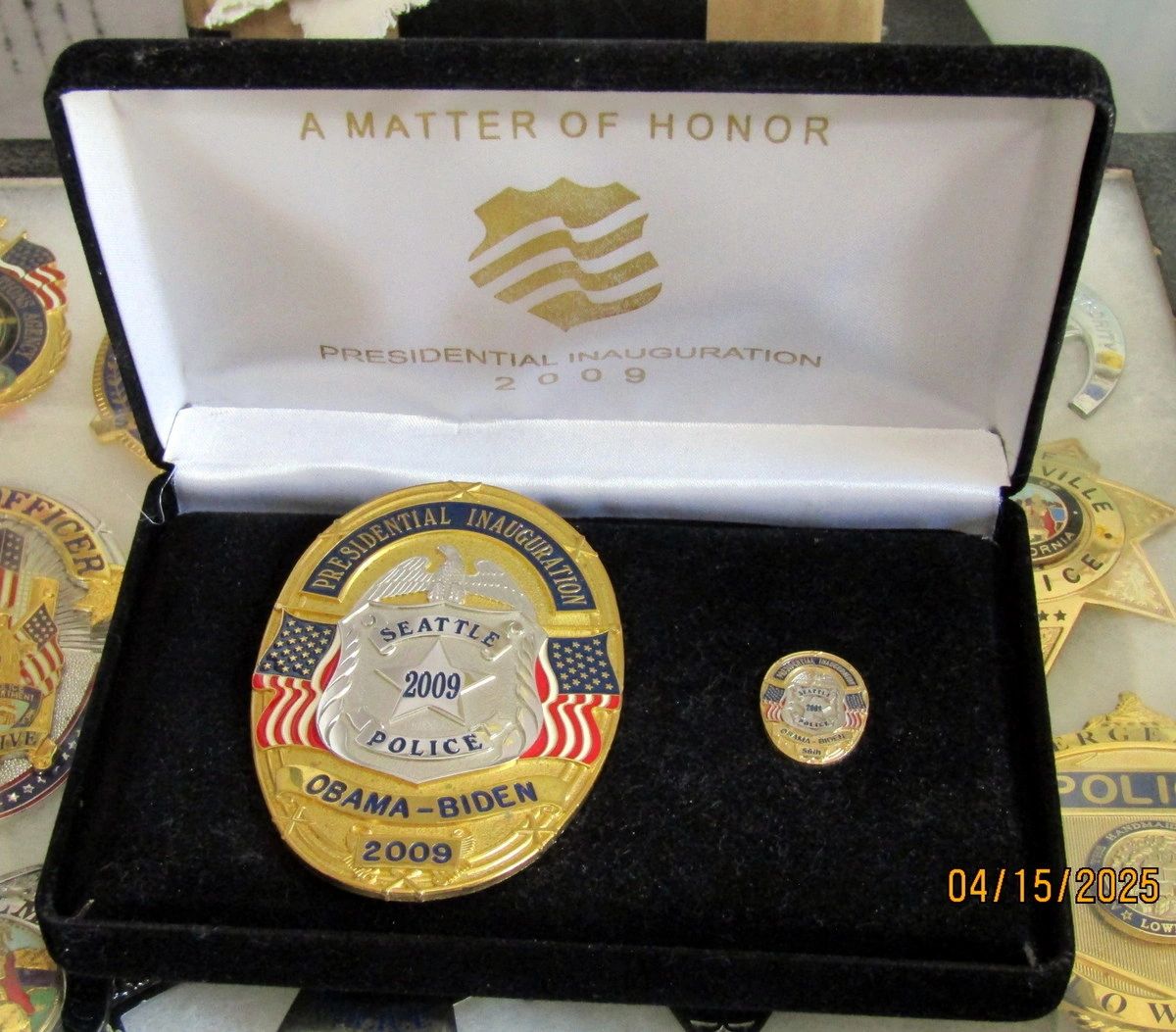 SEATTLE, WASHINGTON 2009 PRESIDENTIAL INAUGURATION BADGE AND LAPEL PIN ...