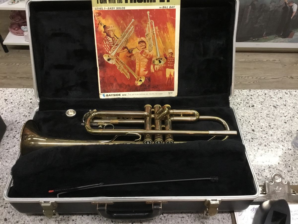 .Bundy Trumpet by Vincent Bach with case + mouth piece. 1 sticker plunger