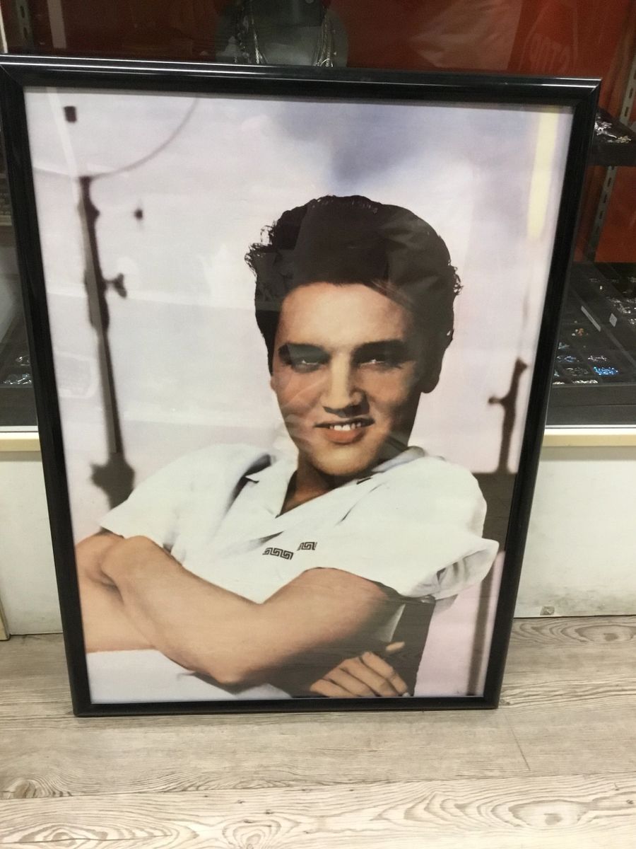 .Elvis Presley picture sitting.
