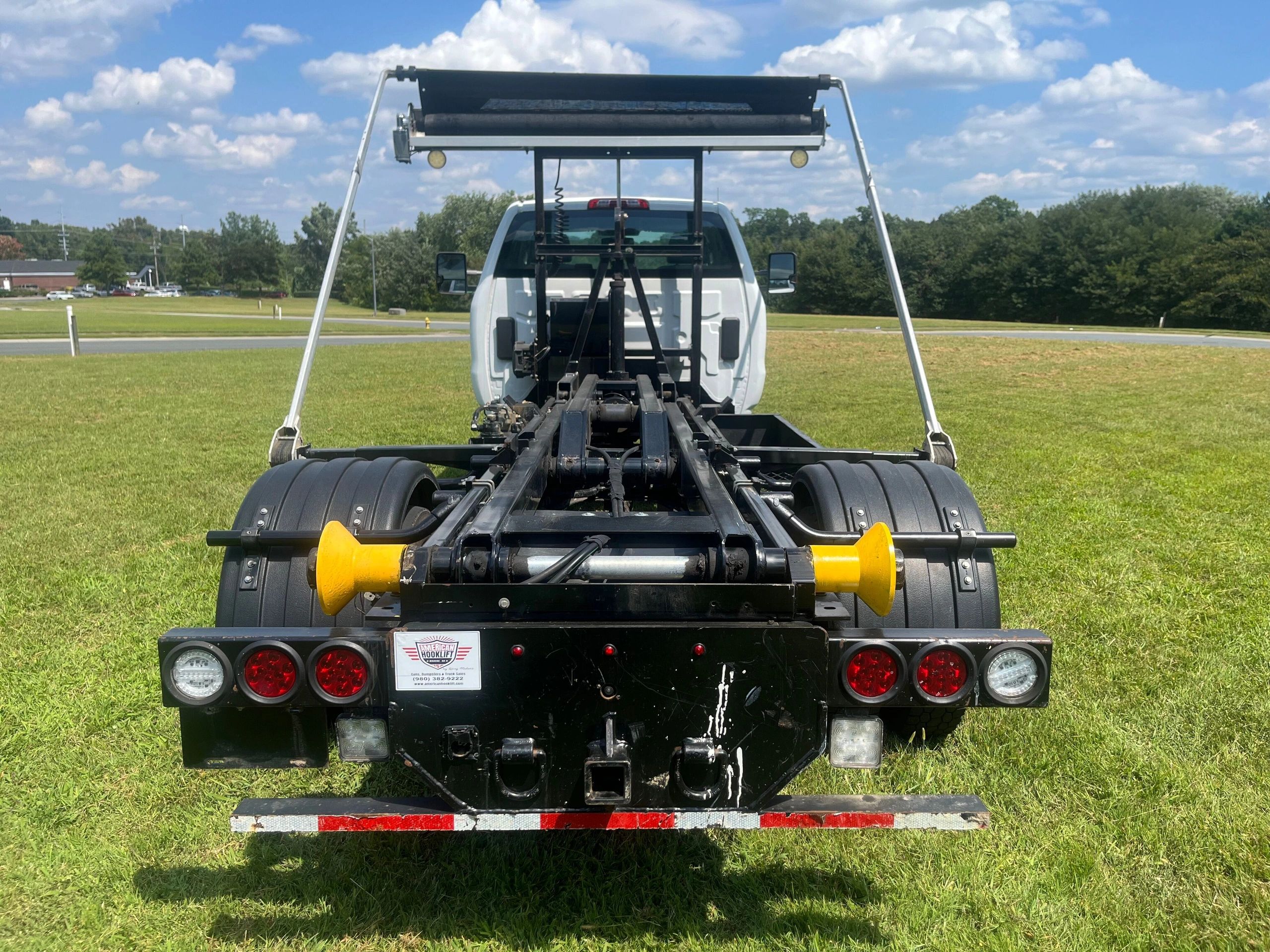 Maximizing Efficiency with Hook Lift Trucks