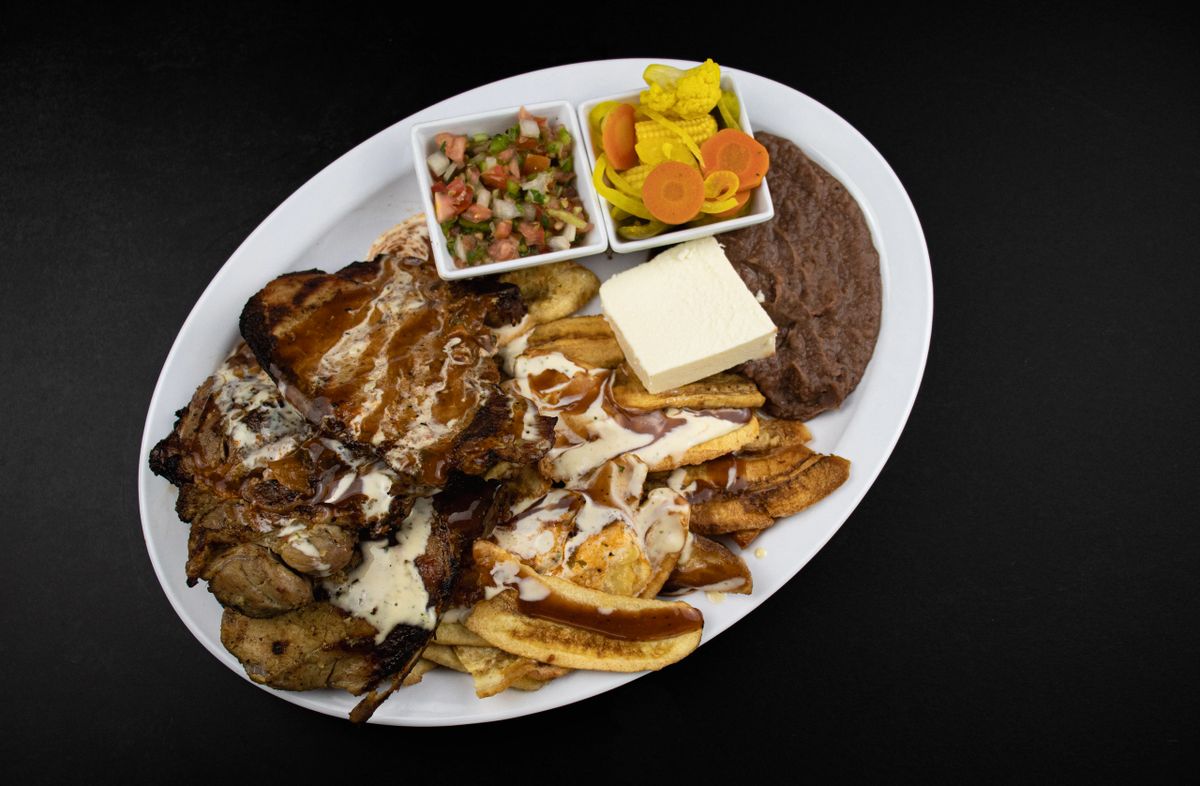 Chuleta Frita con Tajadas Fritas / Fried chop with Plantain Slices