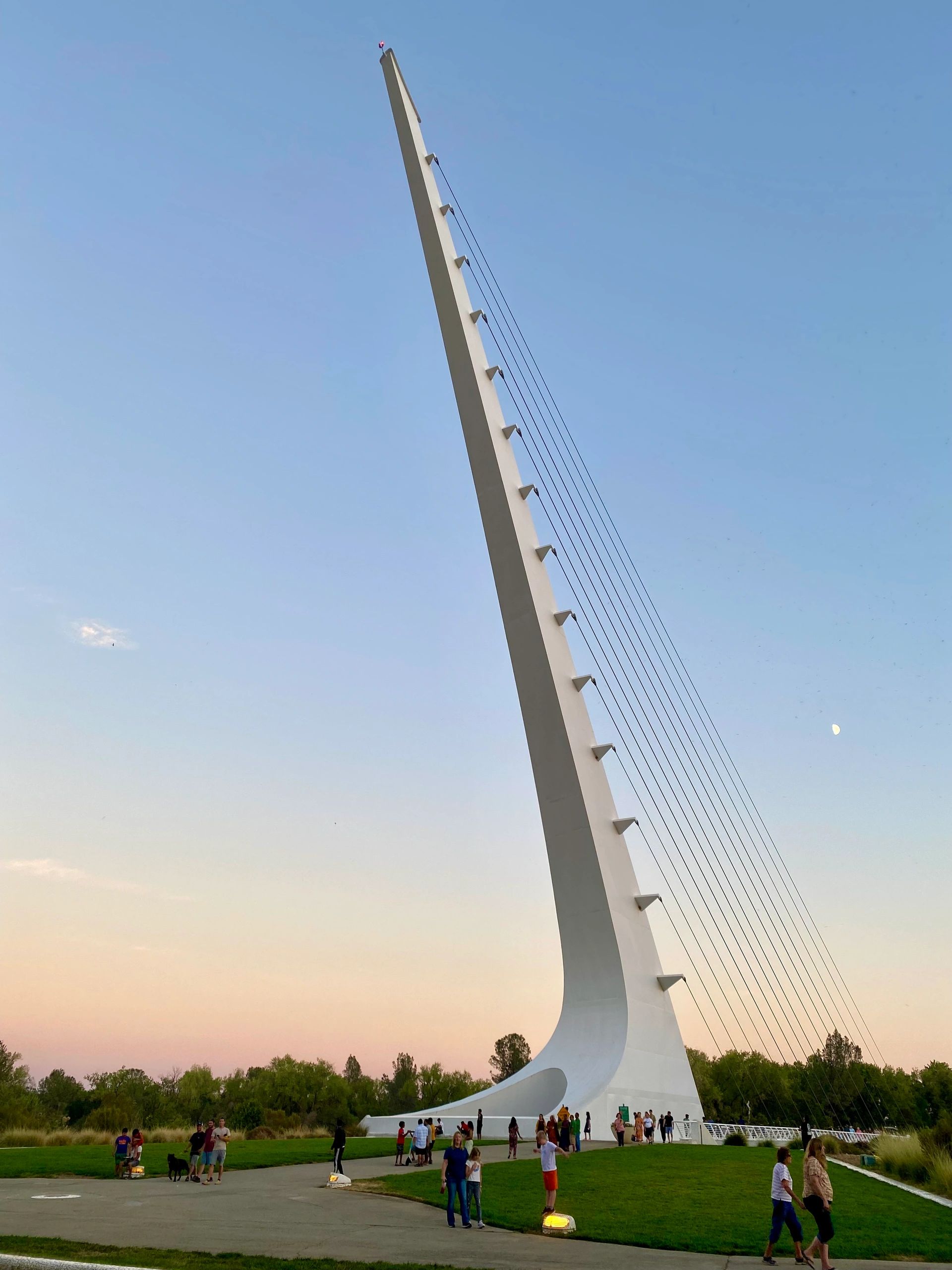 Sundial Bridge - does it actually tell time?