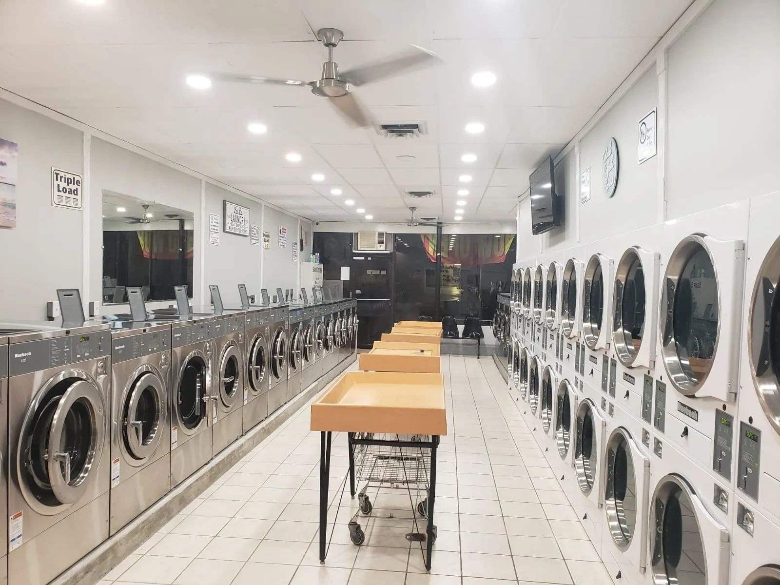 Newest Laundromat in Torrington - La La Laundry