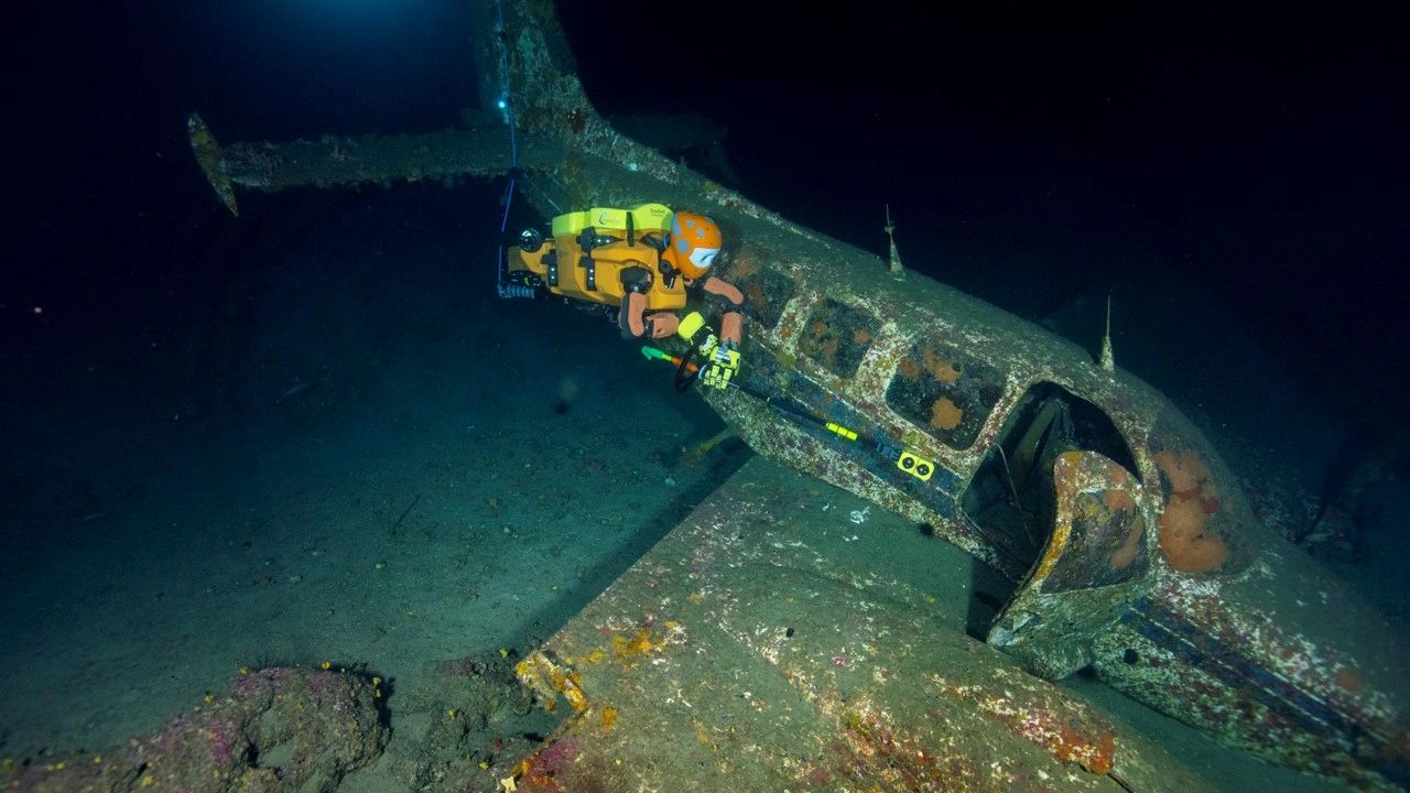 Stanford’s OceanOneK diving robot descends to depth of nearly 1Km