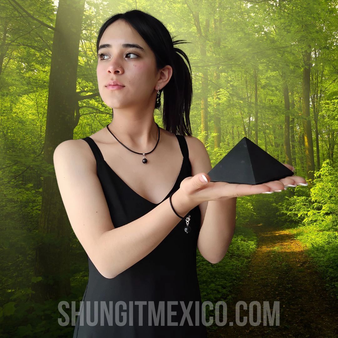 PIRAMIDE DE SHUNGIT 10 X 10 CM.