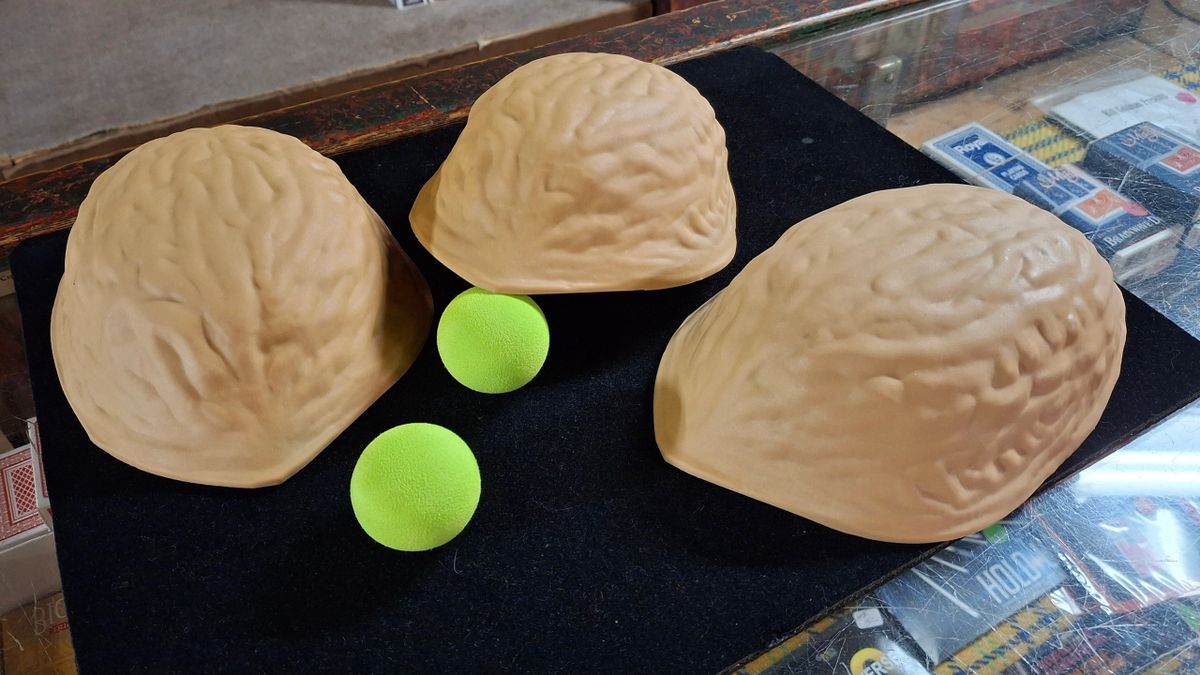 Giant Three Shell Game (Magic Makers)