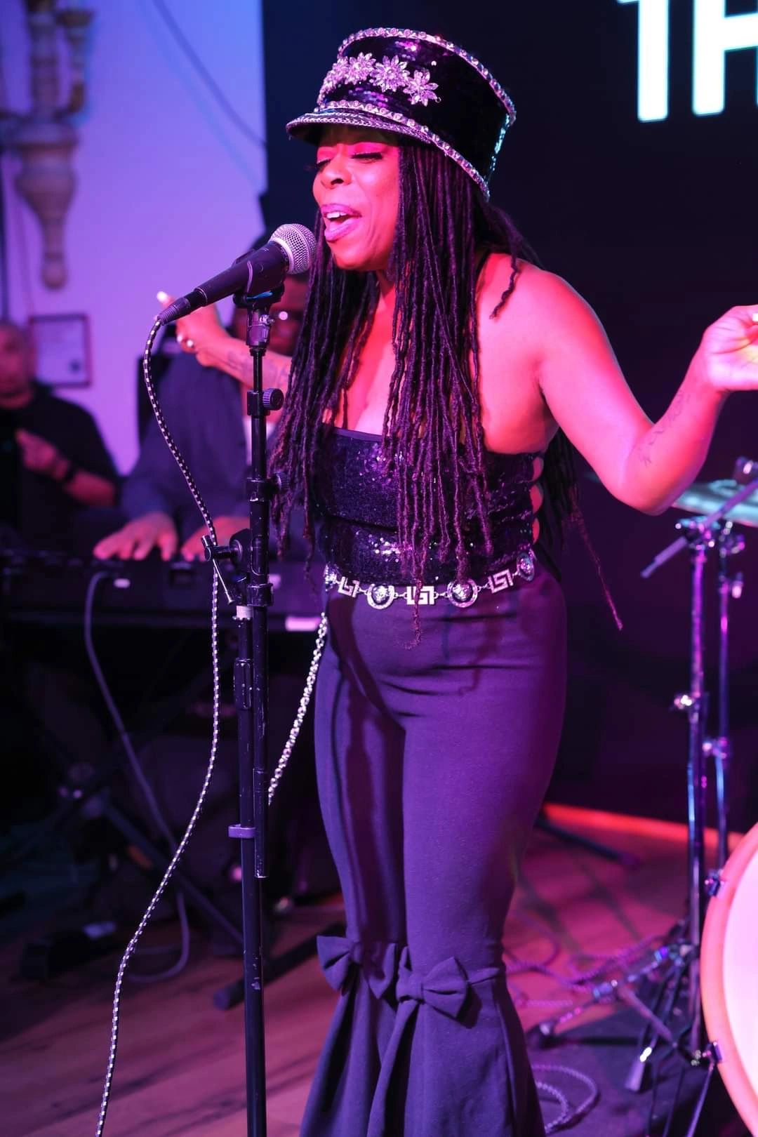 Music Singing - Minnie Blue Music Entertainer