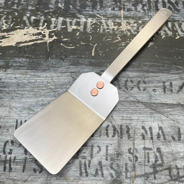 Compact titanium spatula
