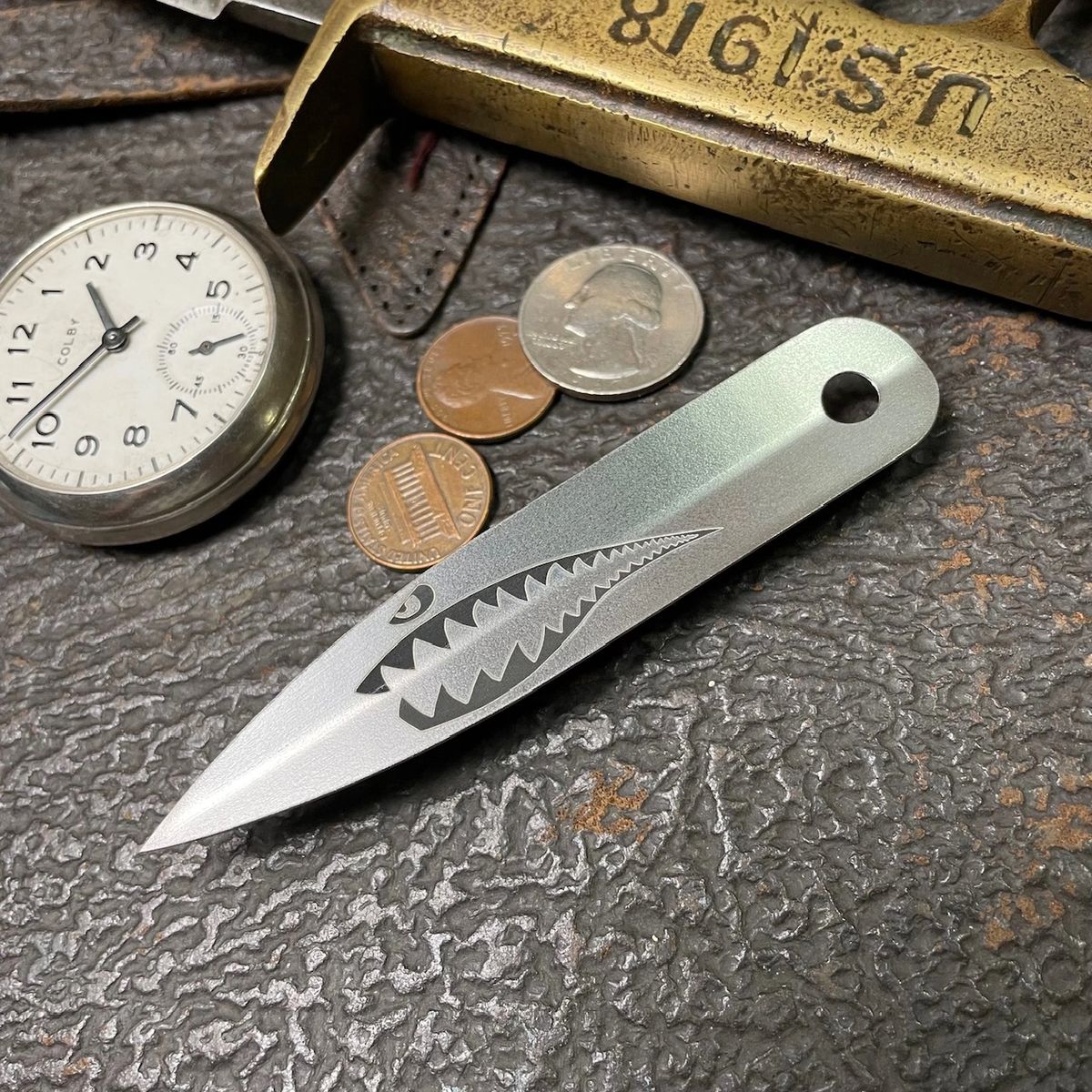 Ultralight titanium thumb dagger