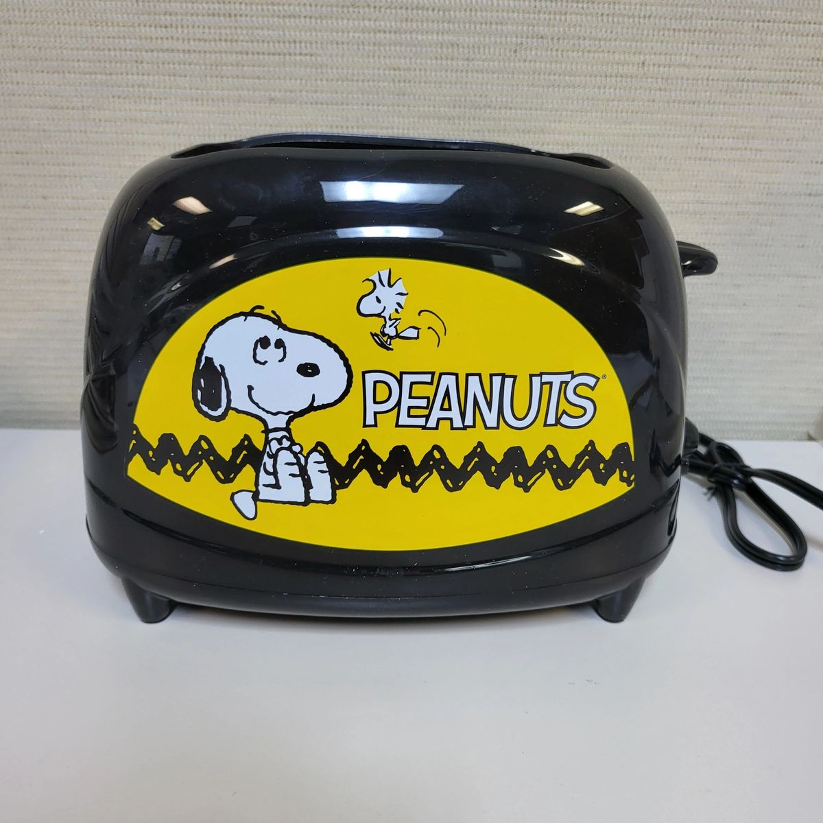 Uncanny Brands Peanuts Toaster with Snoopy