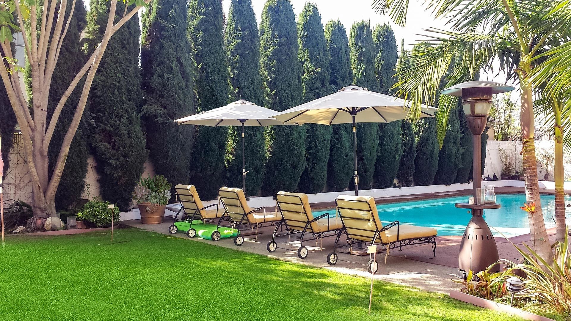 Poolside Coworking - Cowork Outdoors, Working Poolside