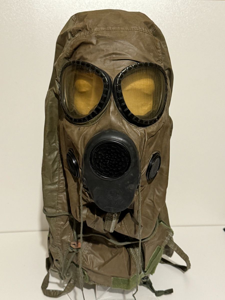 M17A1 US gas mask with case 1967