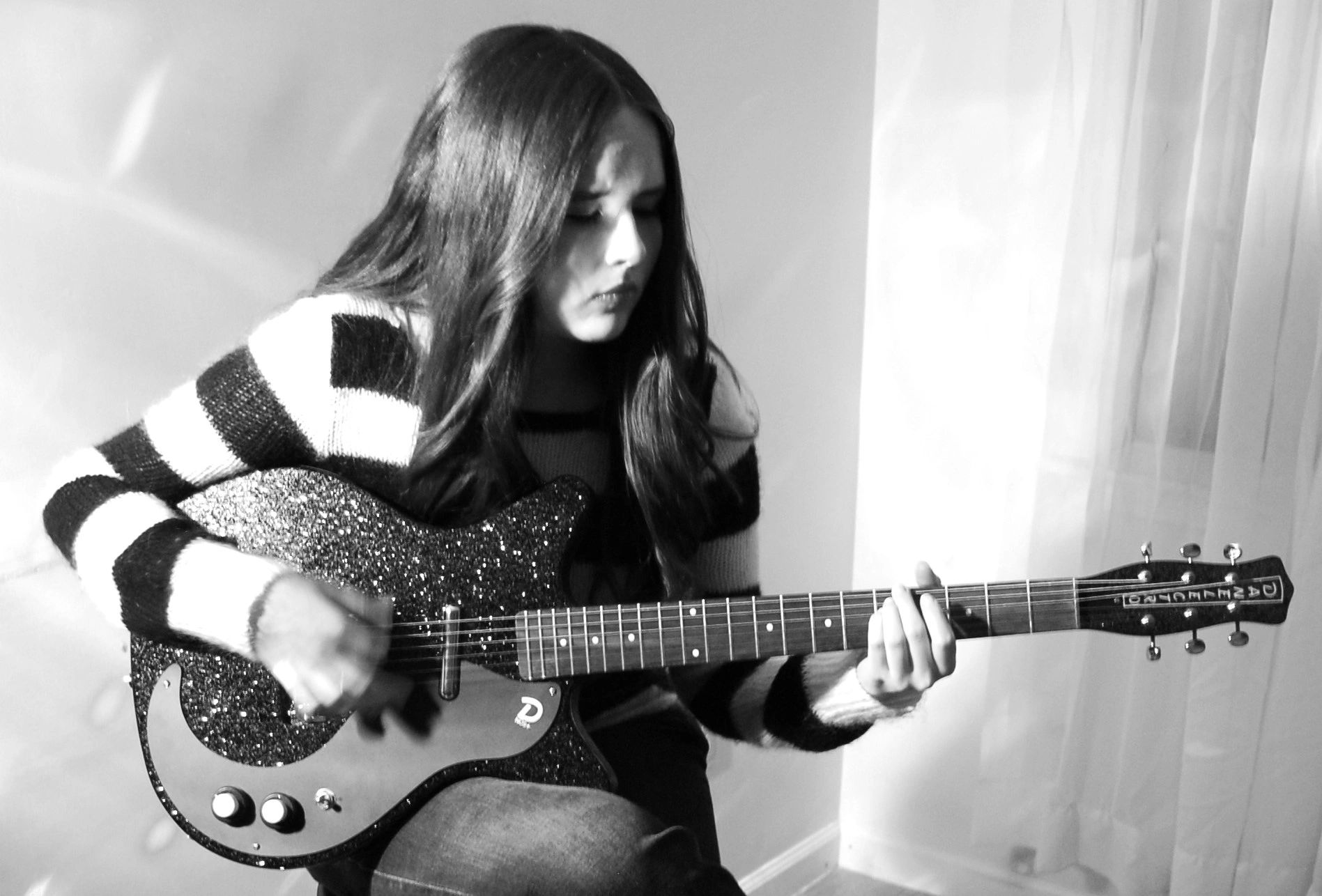 Elliott Devaughn Music: Indie Folk Rock Singer-Songwriter
