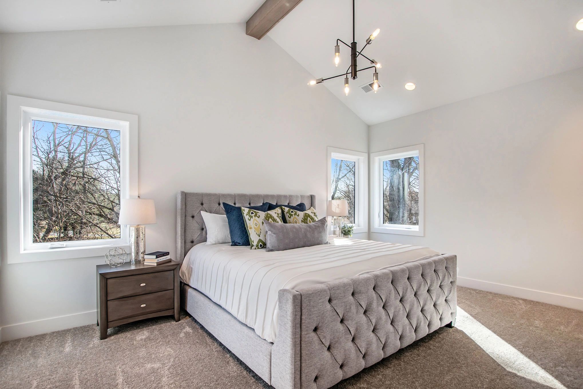 AT HOME DESIGN AND STAGING - Home Staging, Interior Design