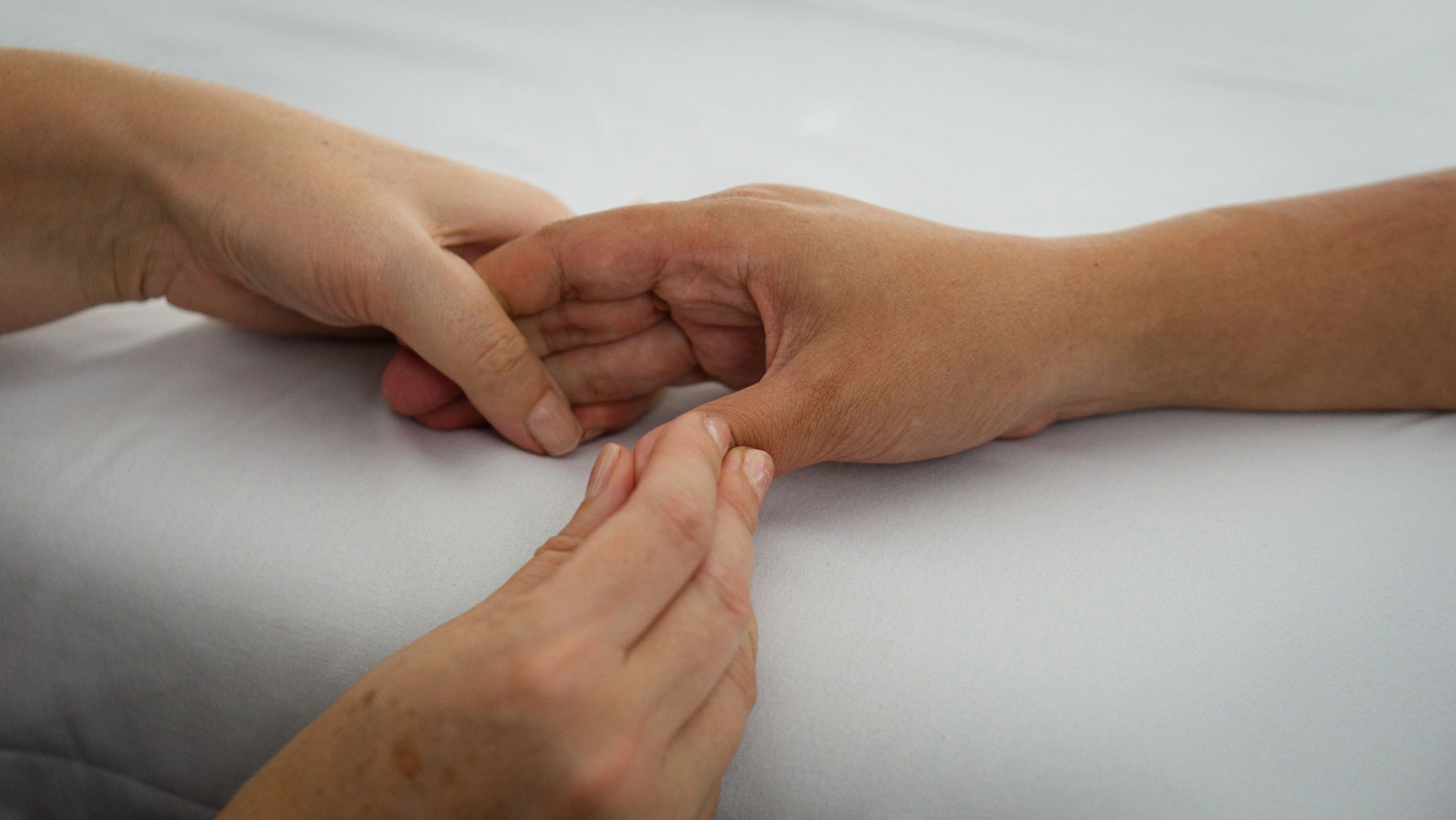 Hand therapy: what stands behind it?