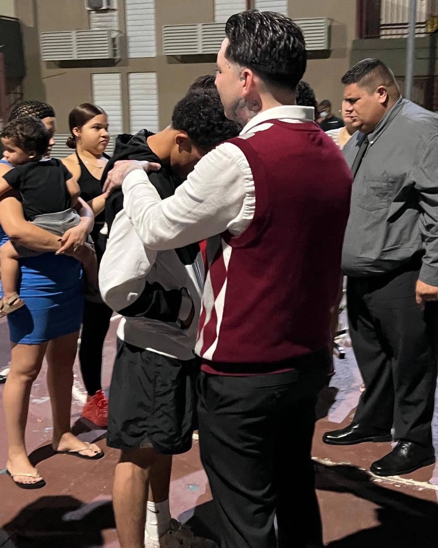 Lary Over de “campaña evangelística” en el caserío