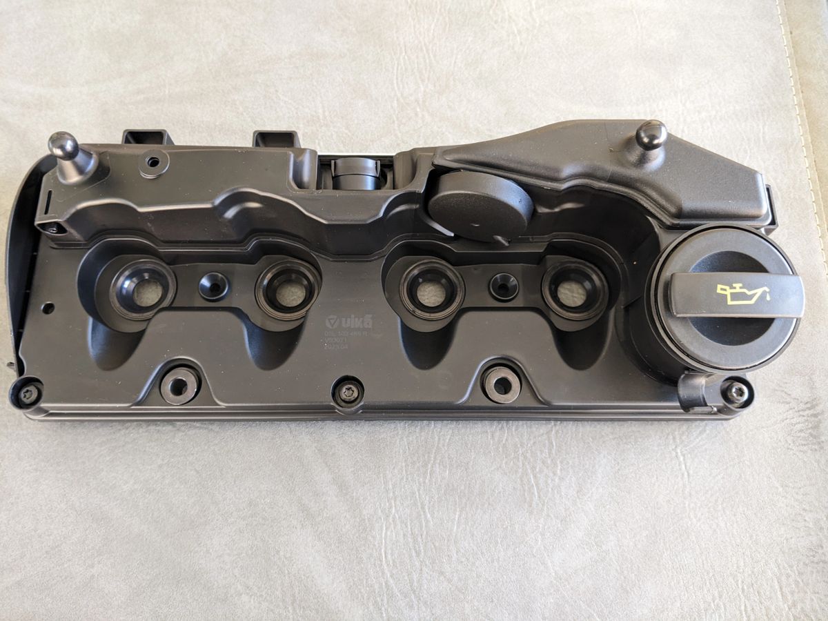 2012-14 PASSAT TDI CKRA VALVE COVER WITH GASKETS 03L 103 469 R