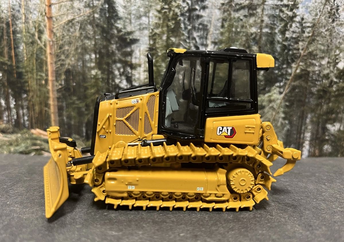 Caterpillar D3 dozer with rippers 1:50- scale Diecast Masters