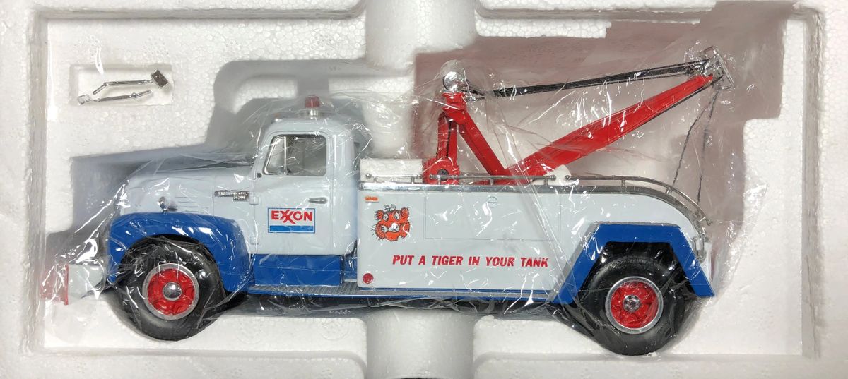 1957 International R200 Wrecker Exxon First Gear 1:34