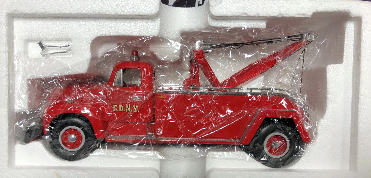 1957 International R200 F.D.N.Y. First Gear 1:34