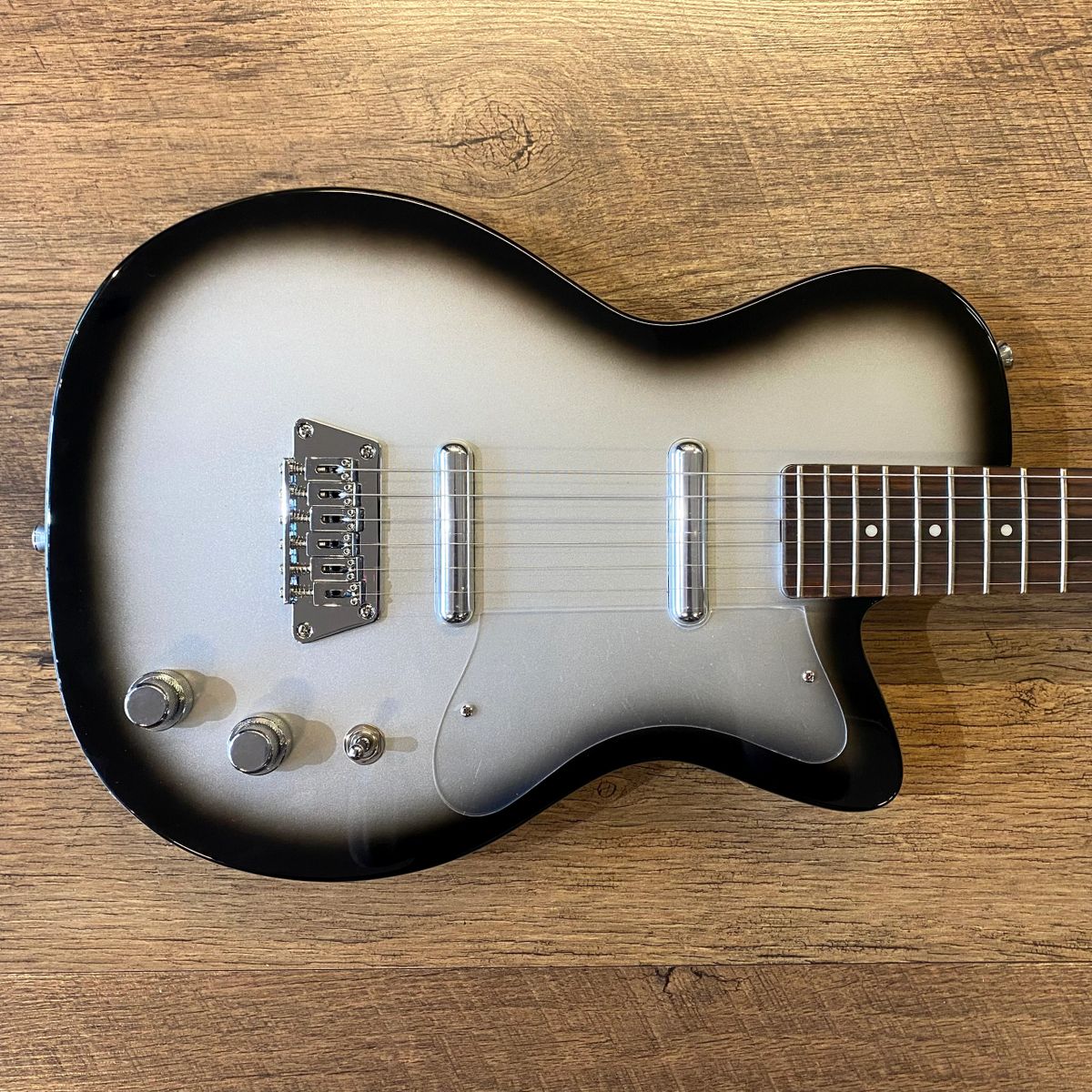 Silvertone Classic 1303/U2-SVB Reissue Gloss Silverburst Finish ...