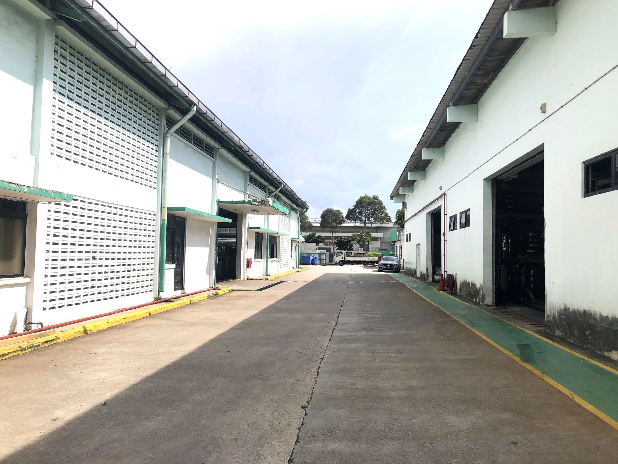 5 modular single storey blocks of warehouse. Corner with dual fro