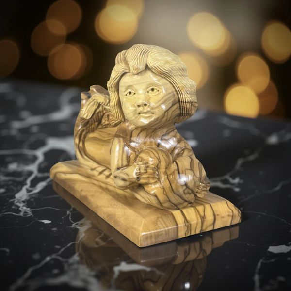 Angel holding Heart laying down - Detailed / Boy