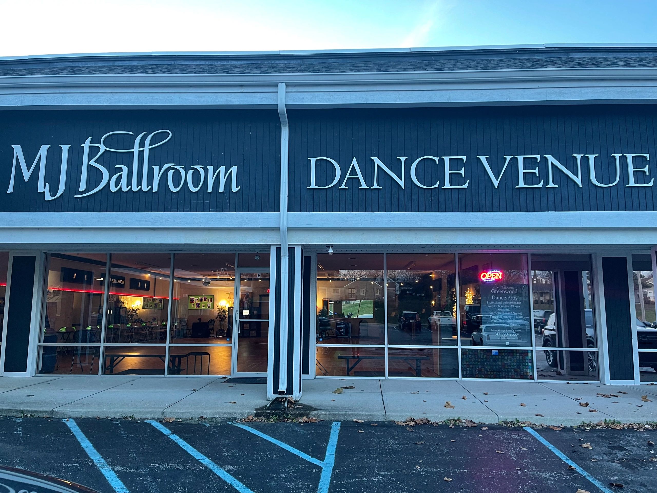 MJ BALLROOM DJ SERVICES & DANCE VENUE