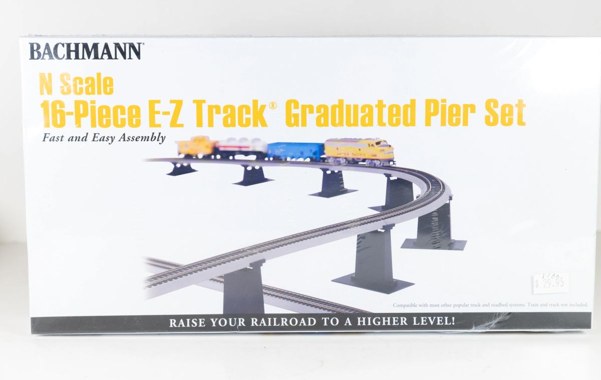 Bachmann N Scale Set 16 piece EZ Track Graduated Pier Set