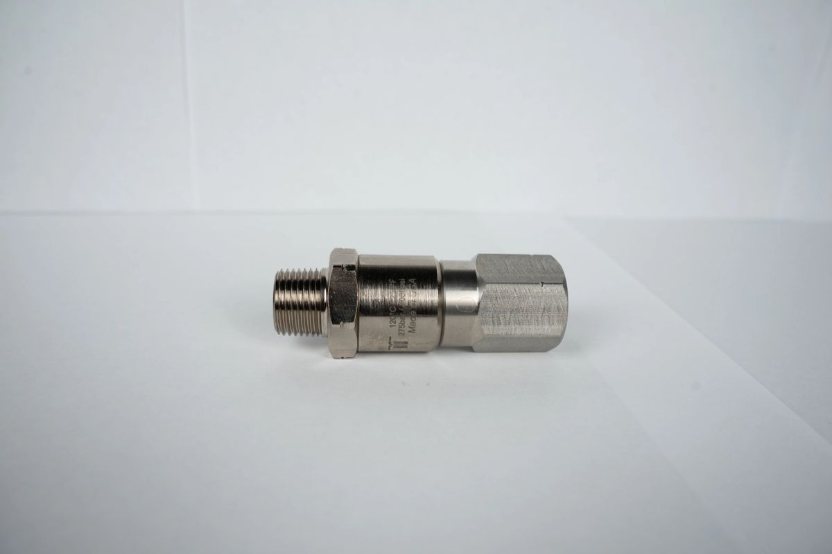 Mosmatic ⅜” by ⅜” high pressure gun/hose swivel