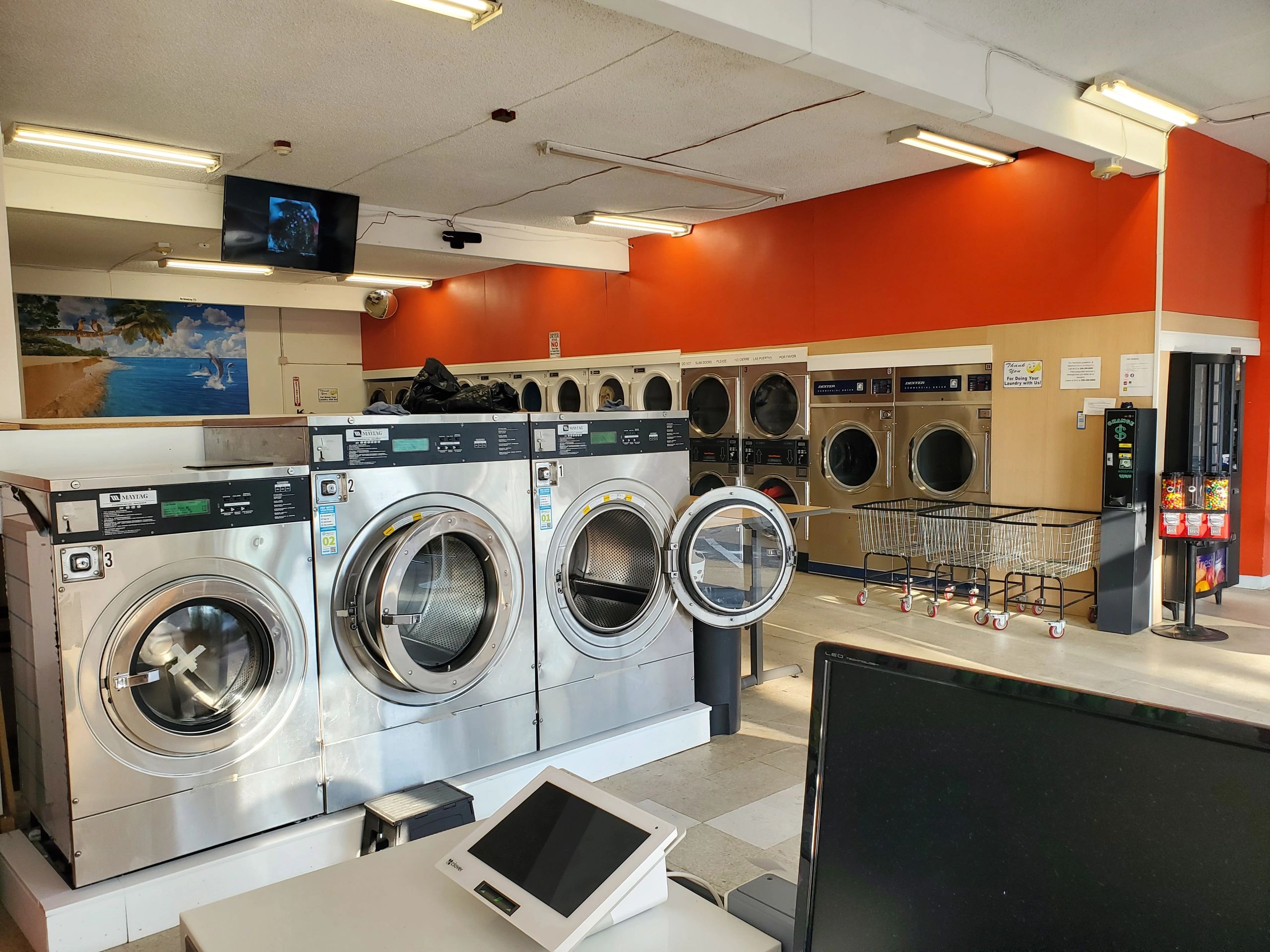Tide Clean Laundromat: Expert Laundry Services