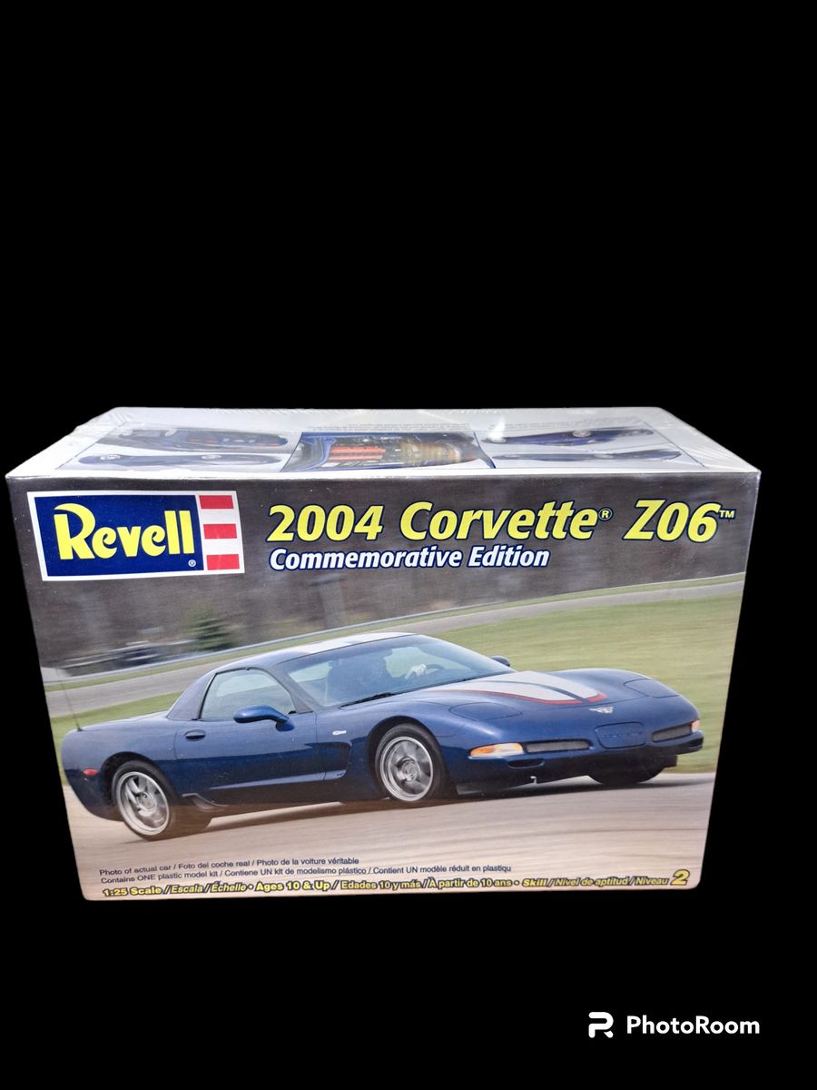 Revell 2004 Corvette Z06 Commemorative Edition 1/25