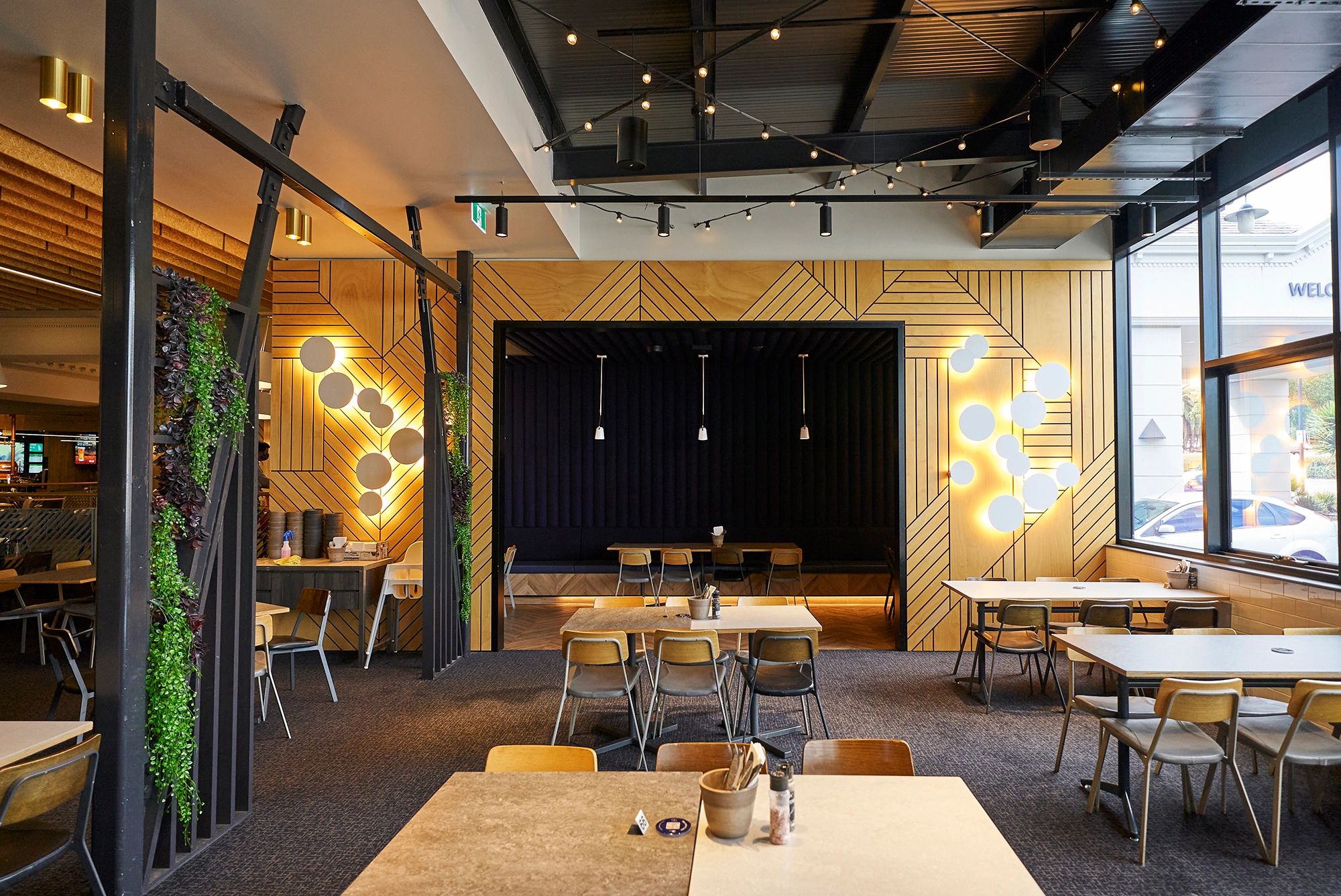 Berwick Springs Hotel - Sports Bar, Pub, Great Bistro