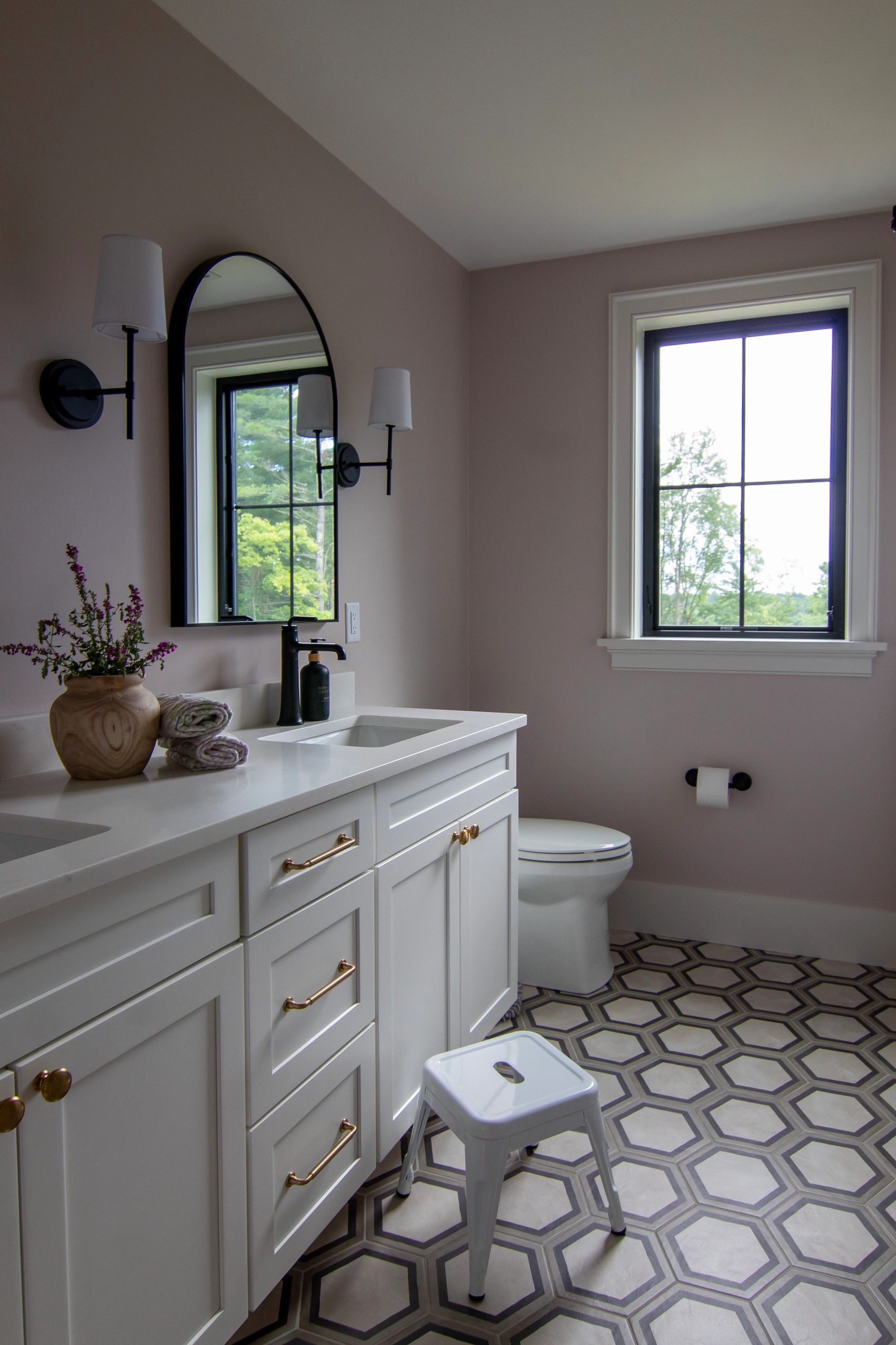 Exploring Color Schemes: How to Choose and Use Color Palettes