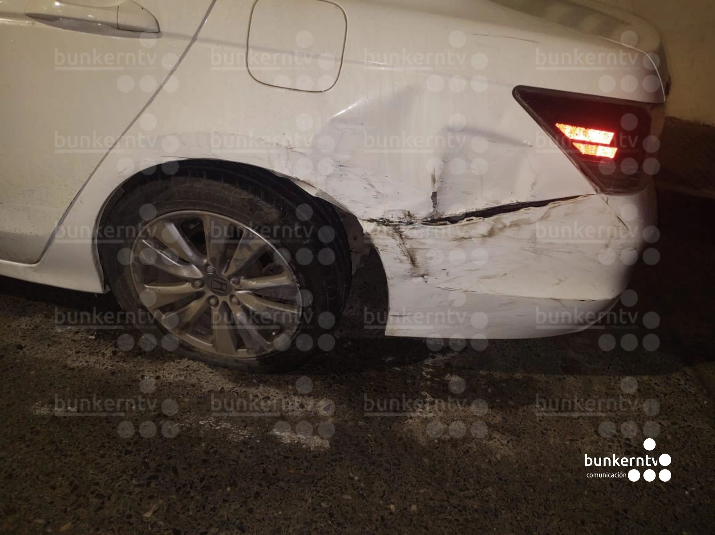 Honda estacionado es chocado por Versa en Tuxpan conductor huye