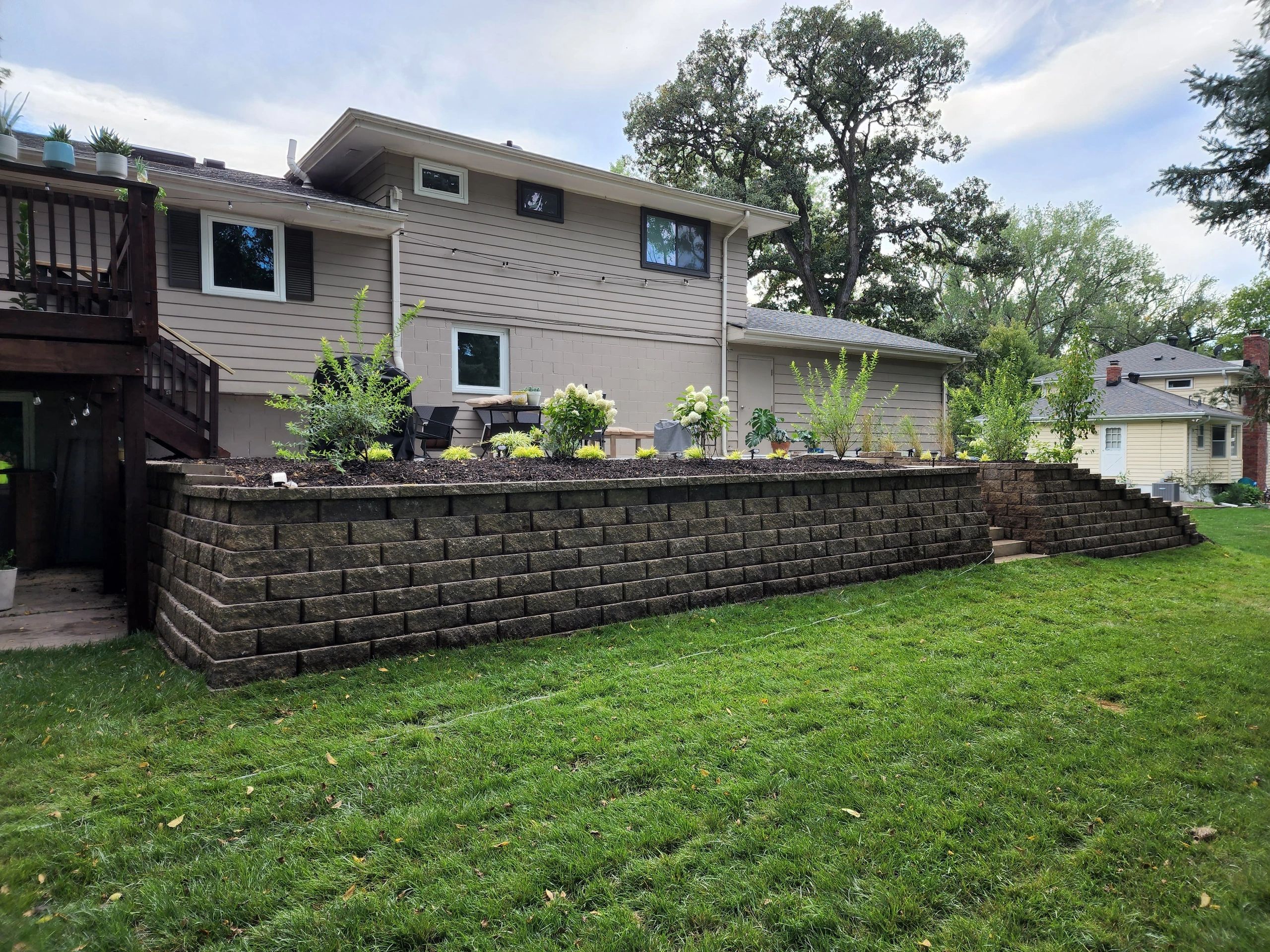 Level Up Construction and Landscaping - Retaining Walls, Hardscapes