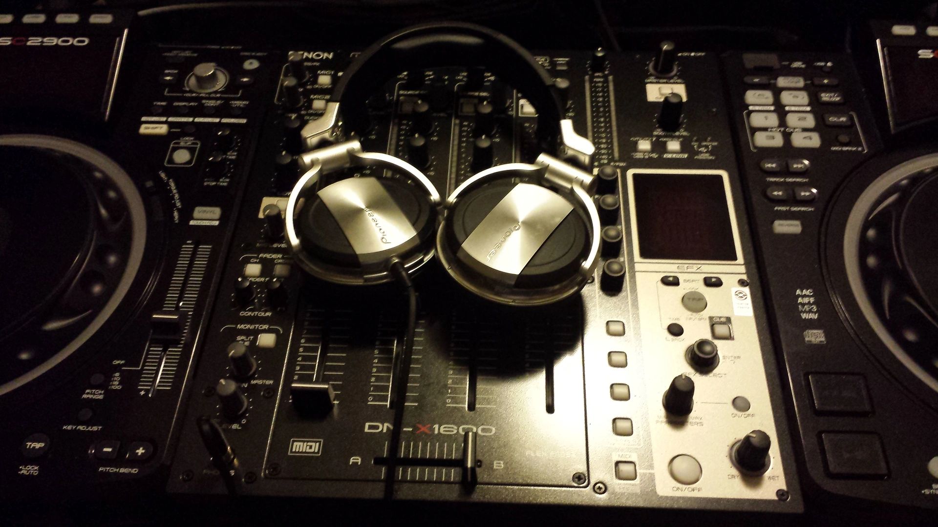 Bluetrace Entertainment USA - Mobile DJ, Lightning