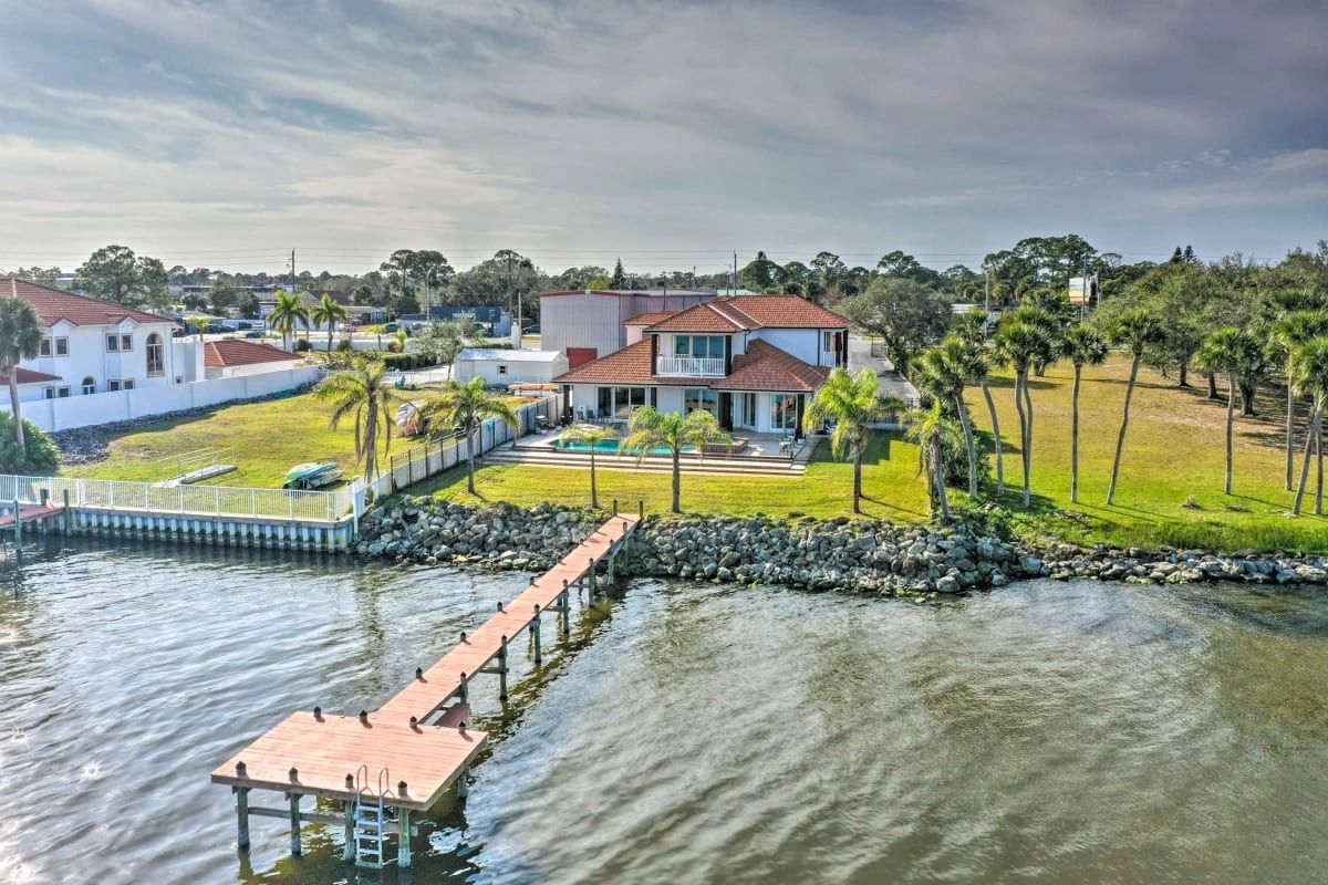 Waterfront Vacation Rental Across from NASA - HERRINGHOUSE