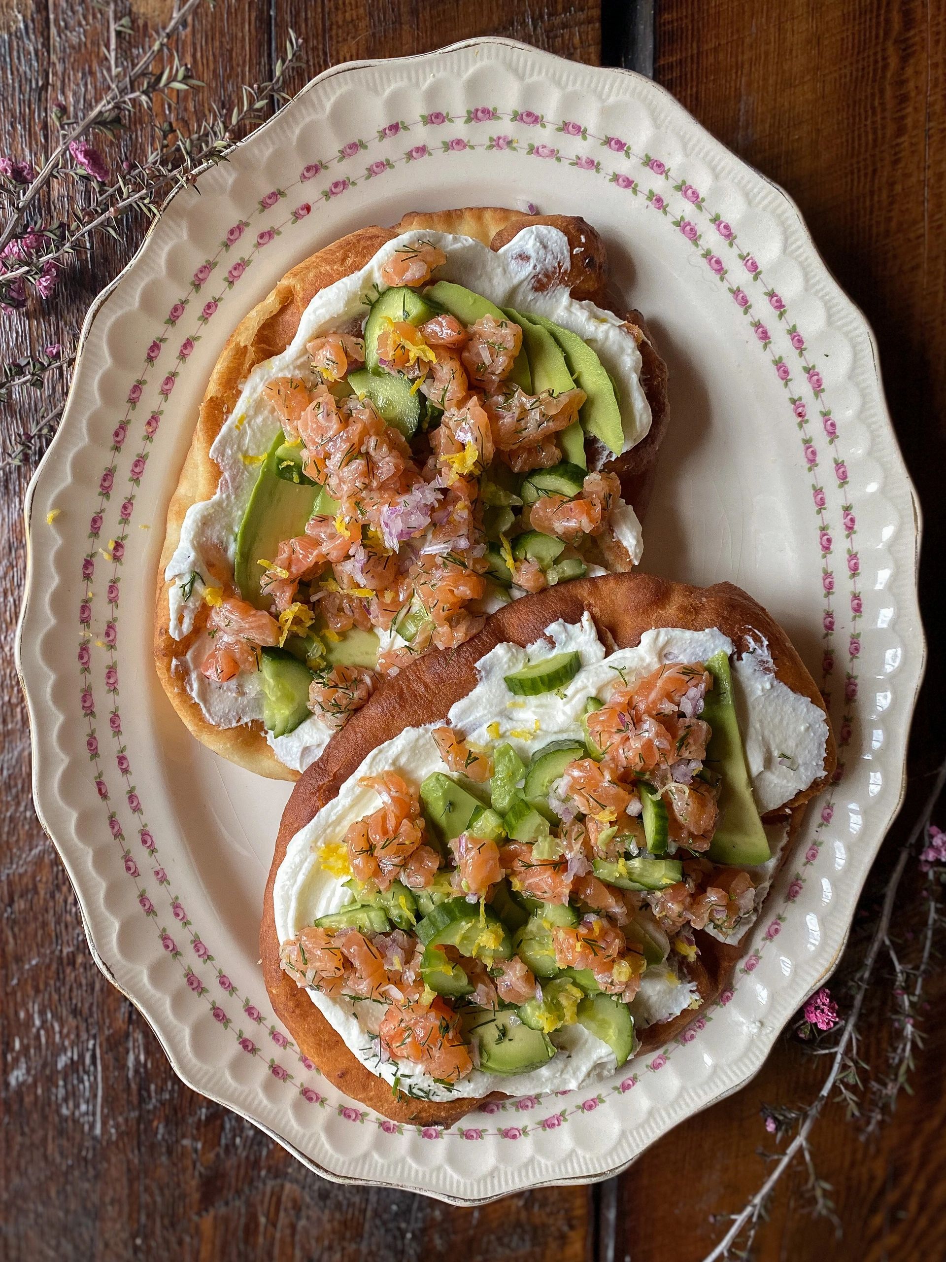 Naan frit, ricotta fouettée à l’ail et tartare de saumon