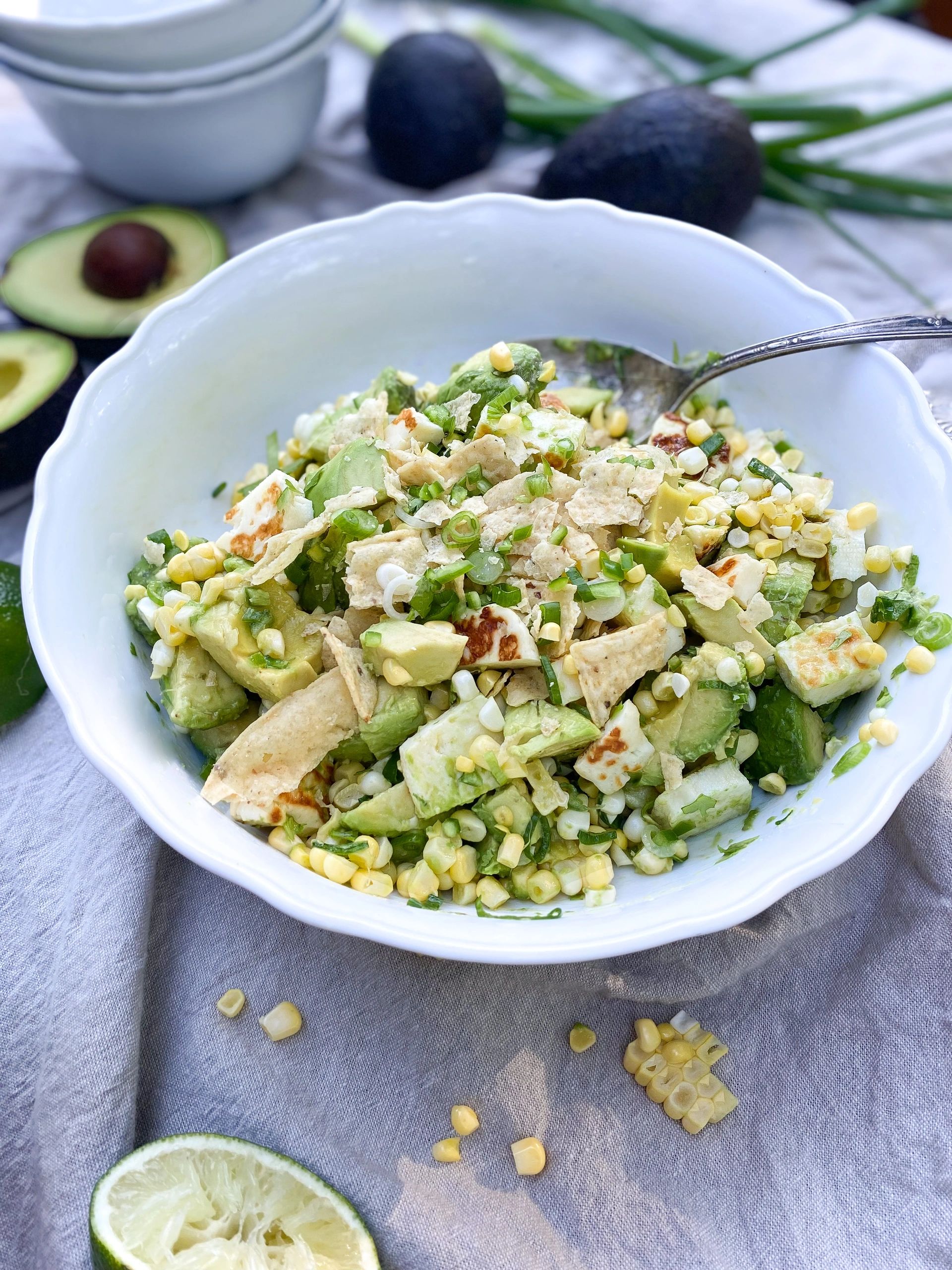 Salade d'avocat, maïs et halloumi grillé