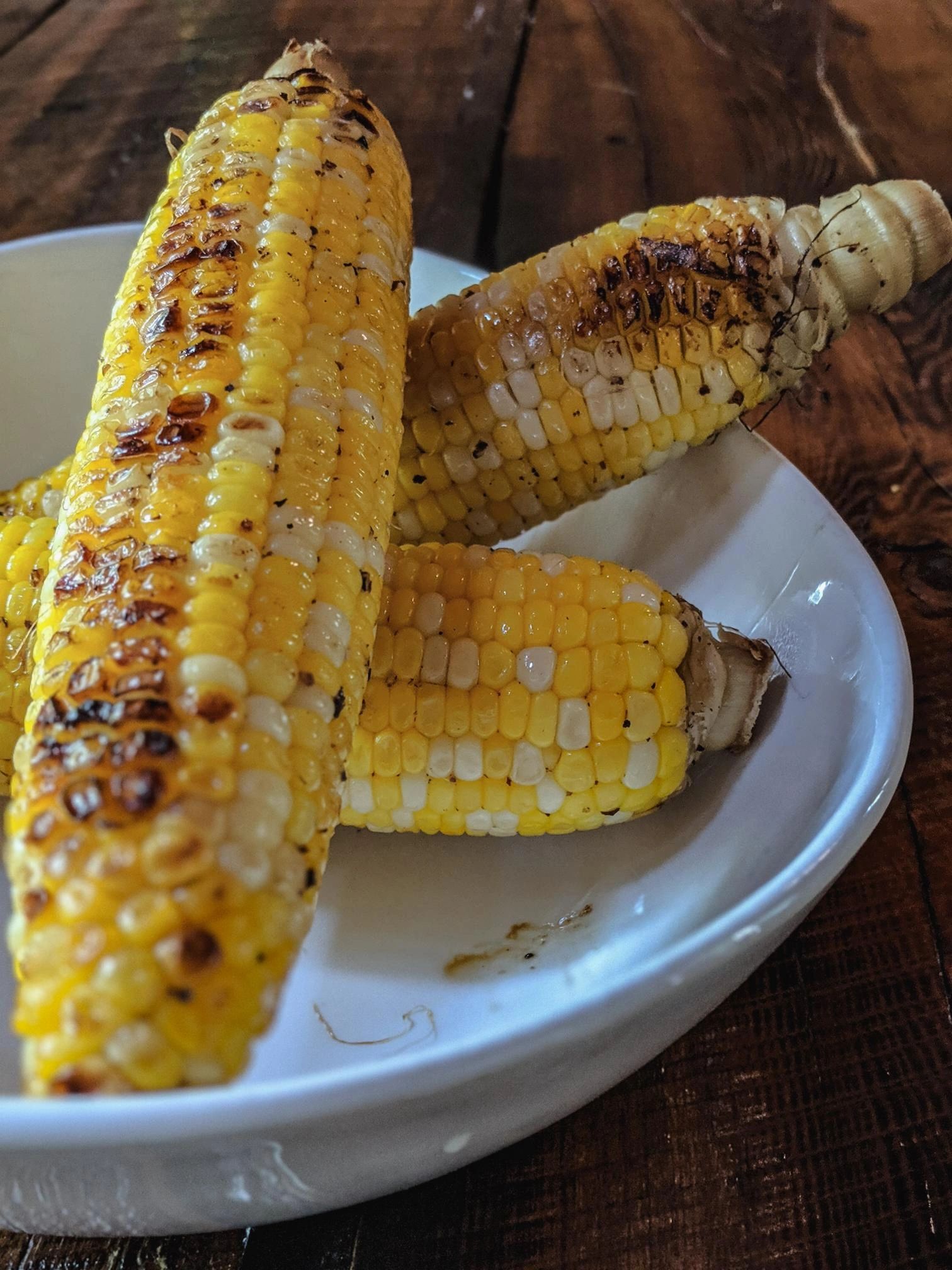 Maïs grillé sur le barbecue