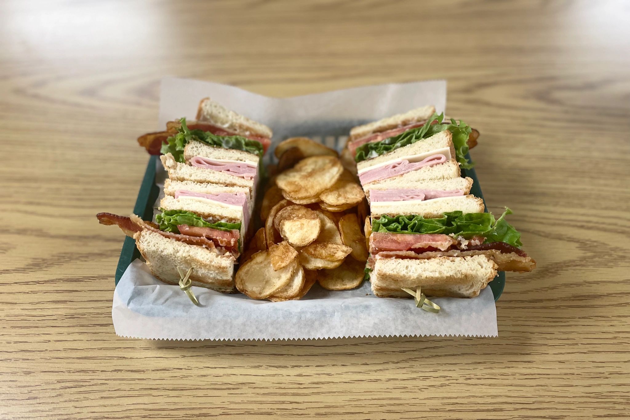 The Broken Putter: Cozy Restaurant in Pittsfield, Maine