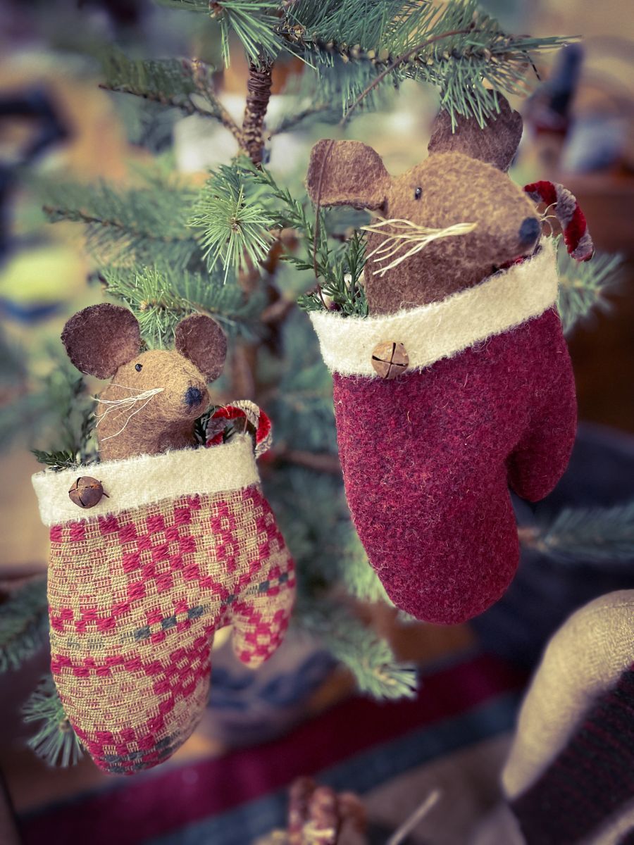 Wool Mitten with Mouse